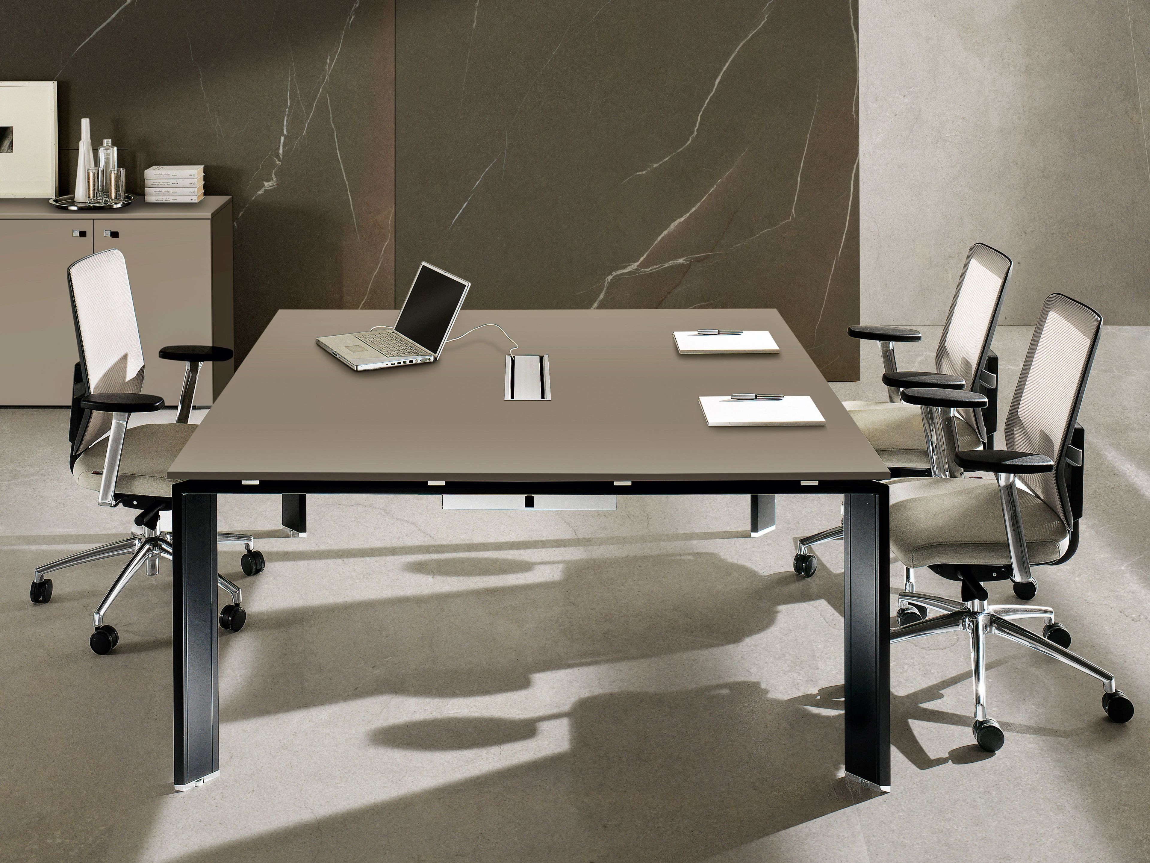 COWORK Square meeting table By IFT Office