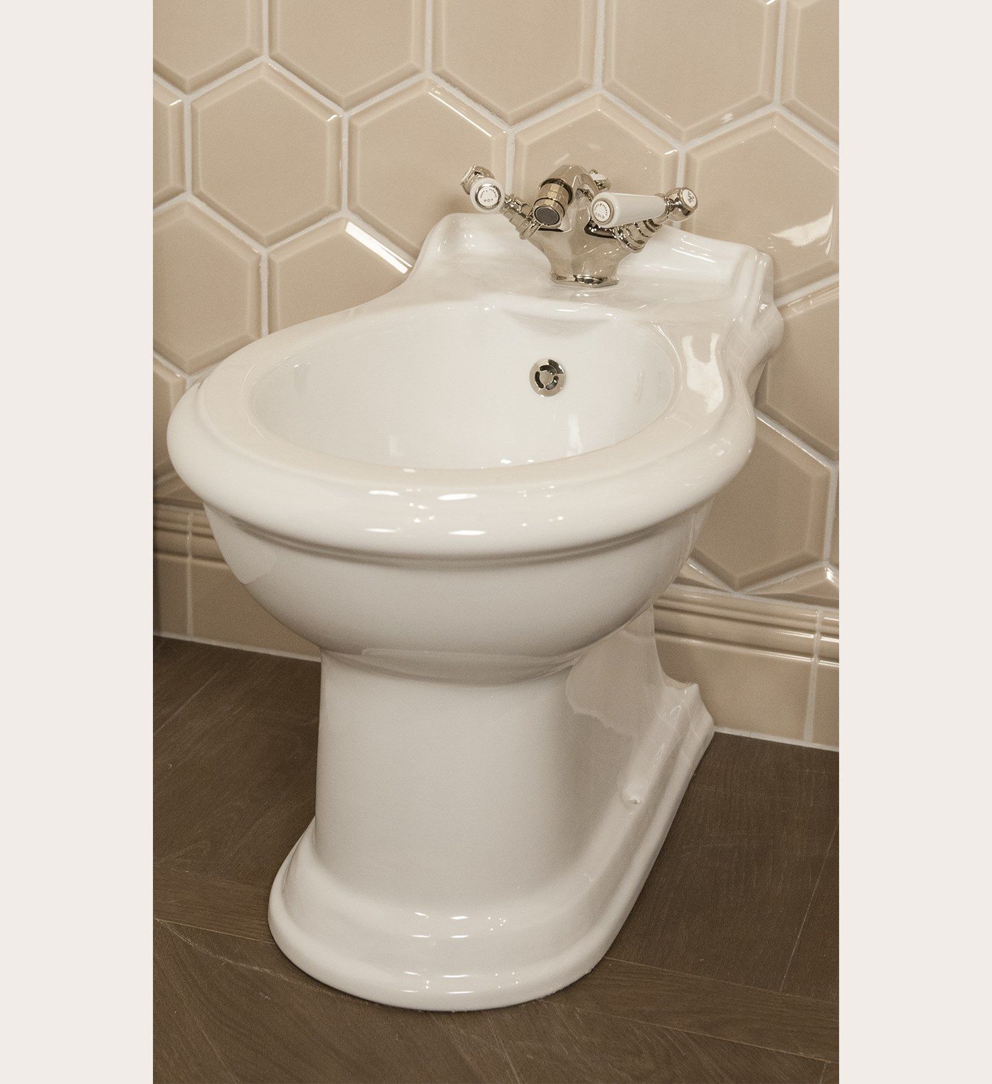 CROWN Floor mounted ceramic bidet with overflow By Park Avenue