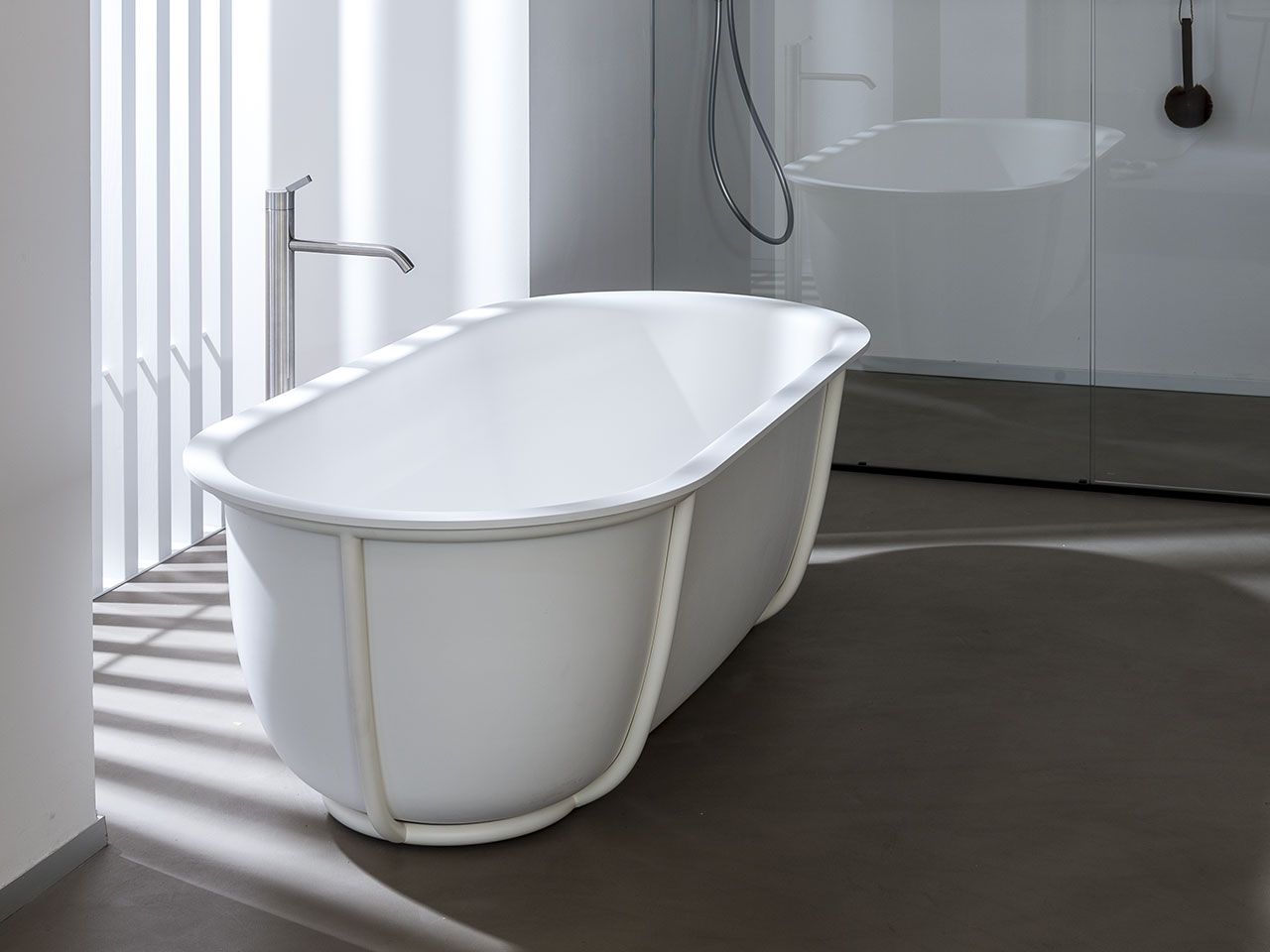 Freestanding oval Solid Surface bathtub CUNA By Agape design Patricia ...