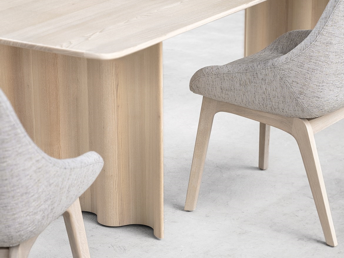 CURTAIN Solid wood dining table By ZEITRAUM | design Läufer + Keichel