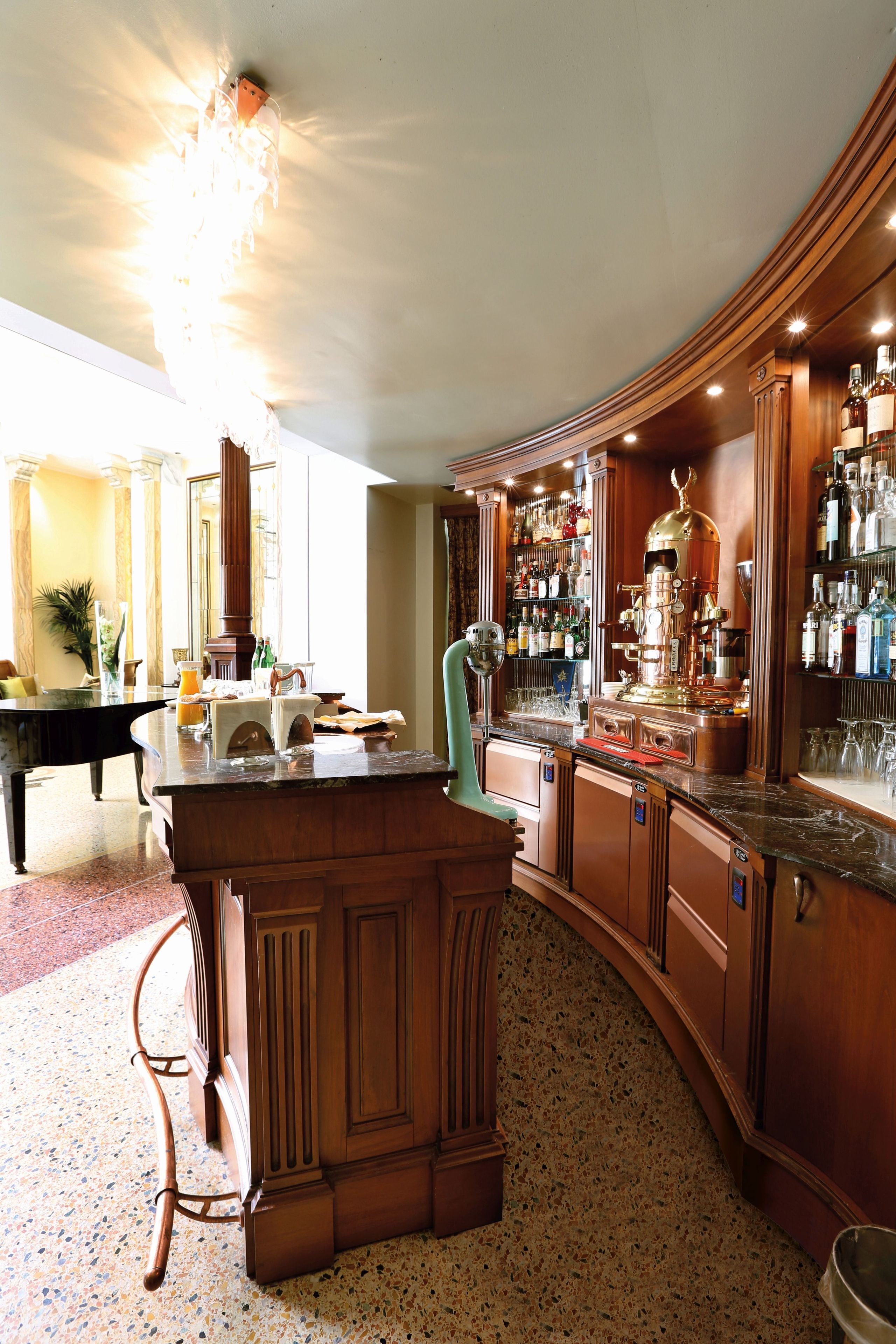 CURVED | Bar counter By Arnaboldi Interiors