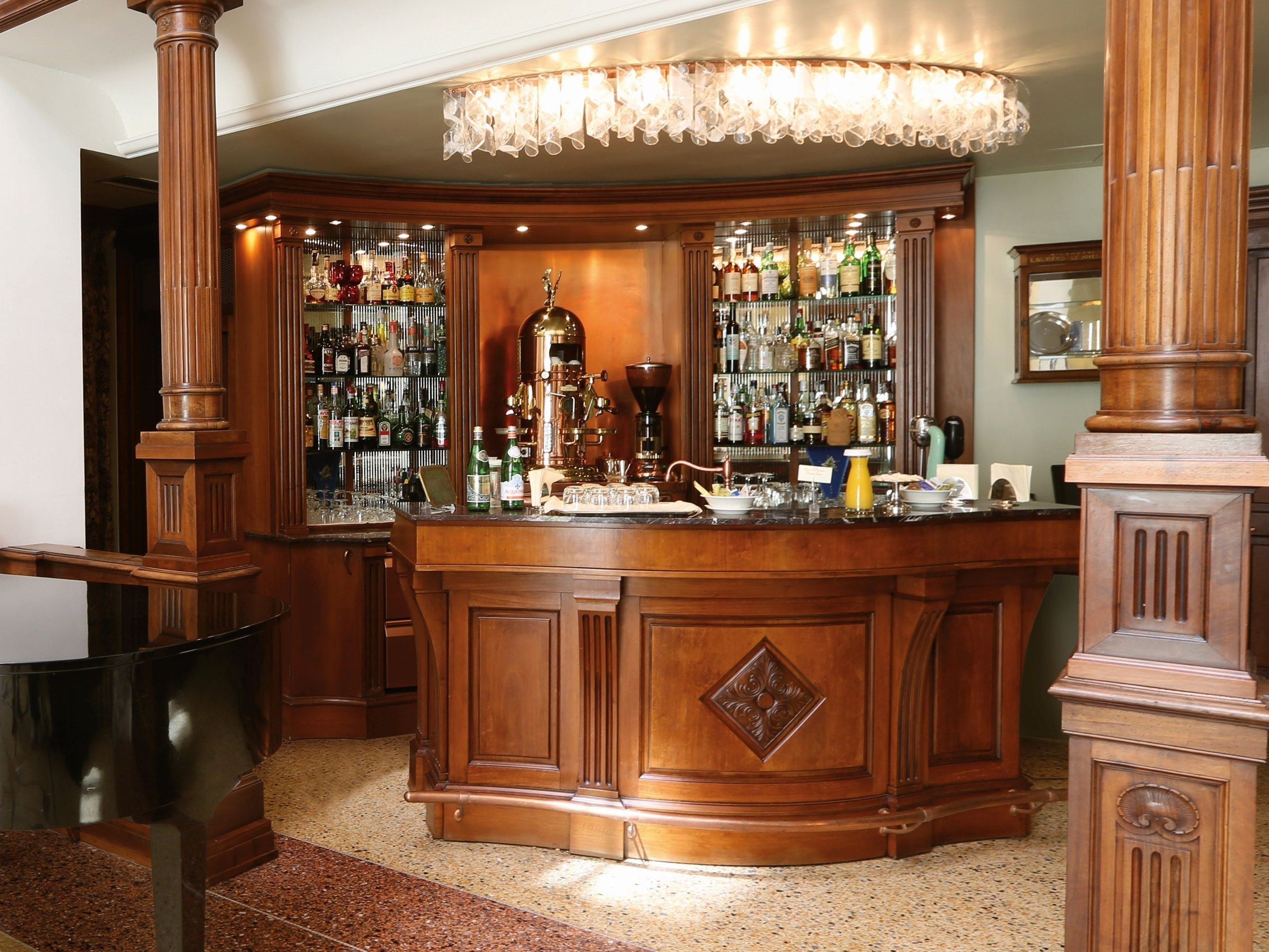 CURVED | Bar counter By Arnaboldi Interiors