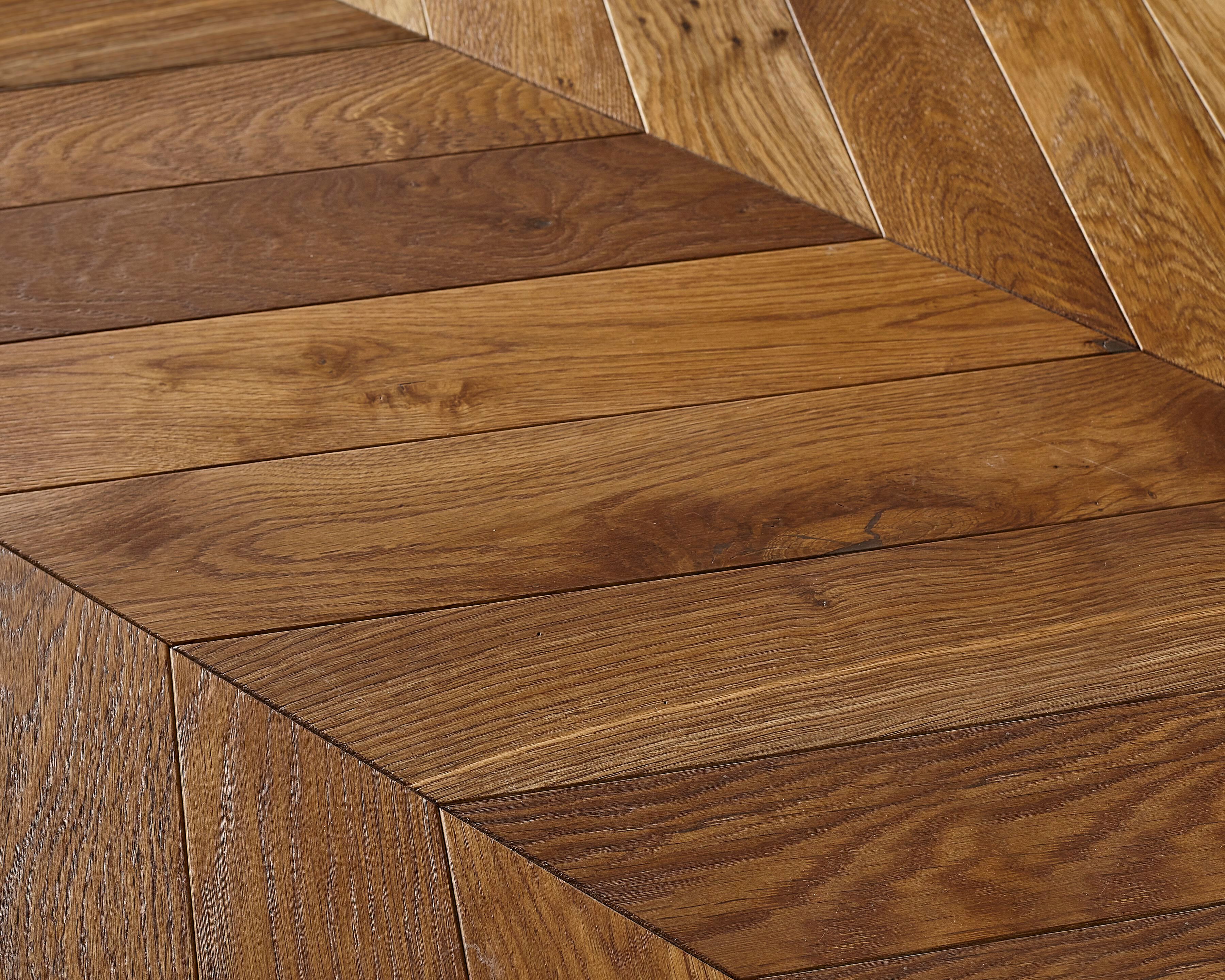 POINT DE HONGRIE CHÊNE SEMI-MASSIF BROWN FUMÉ RU Pavimento By CarréSol ...