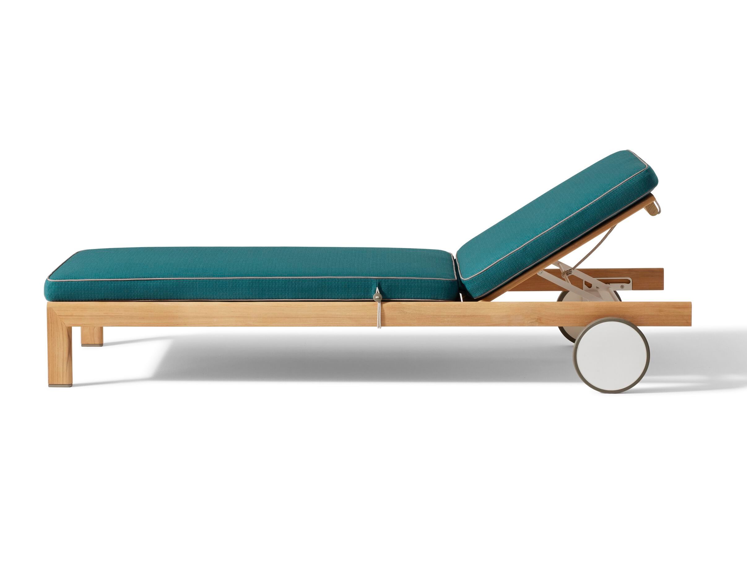 LIE OUT Lettino da giardino By Cassina