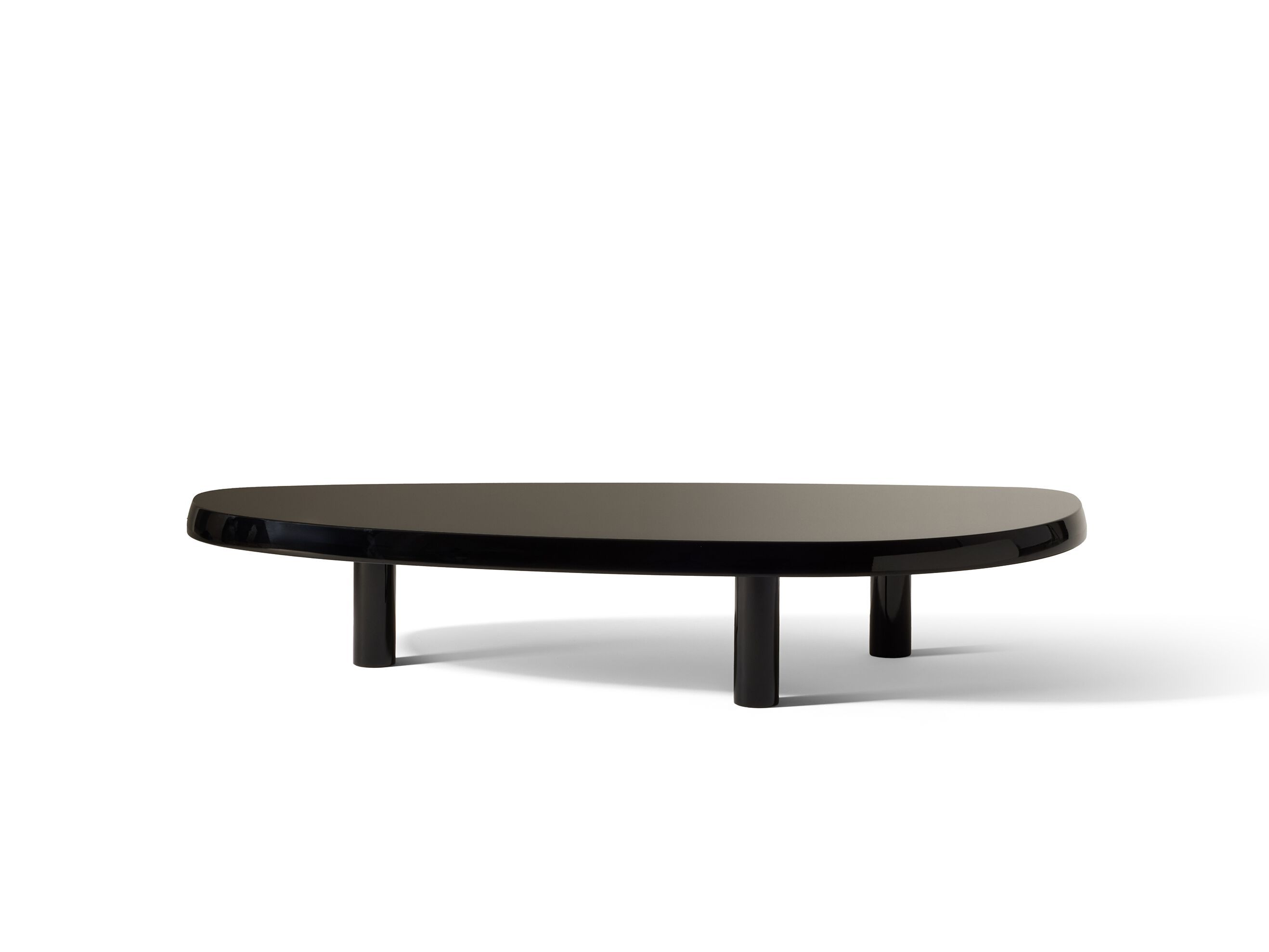 TABLE BASSE EN FORME LIBRE Coffee table By Cassina