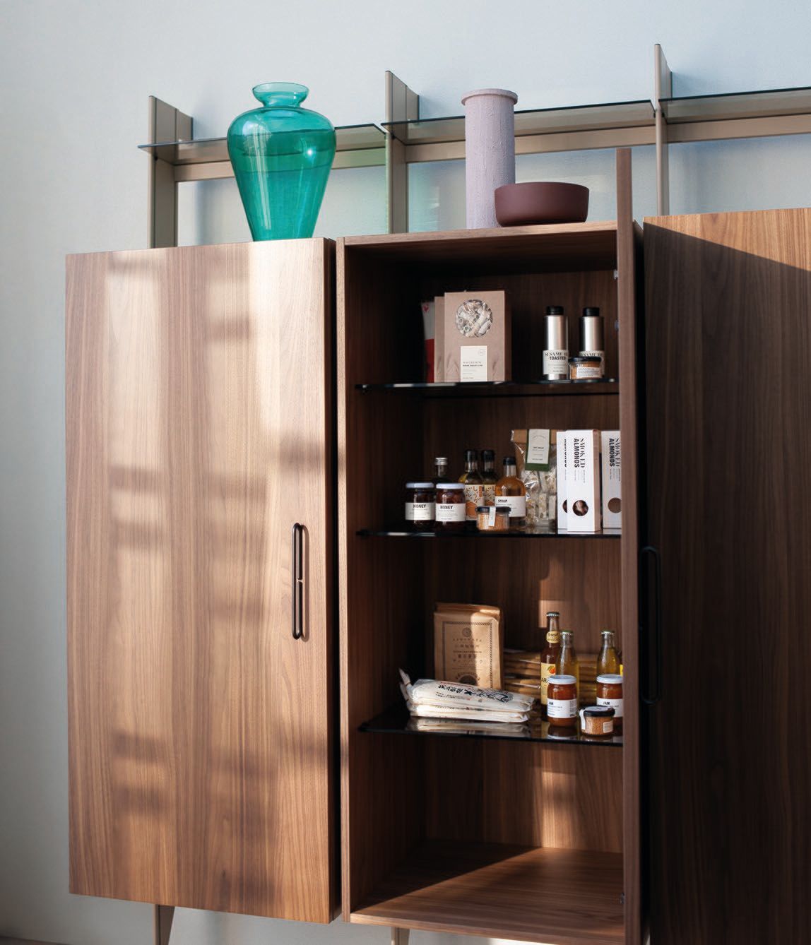 TANGRAM WITH ‘L’ GRIP EDGE Wooden fitted kitchen with island By Cesar