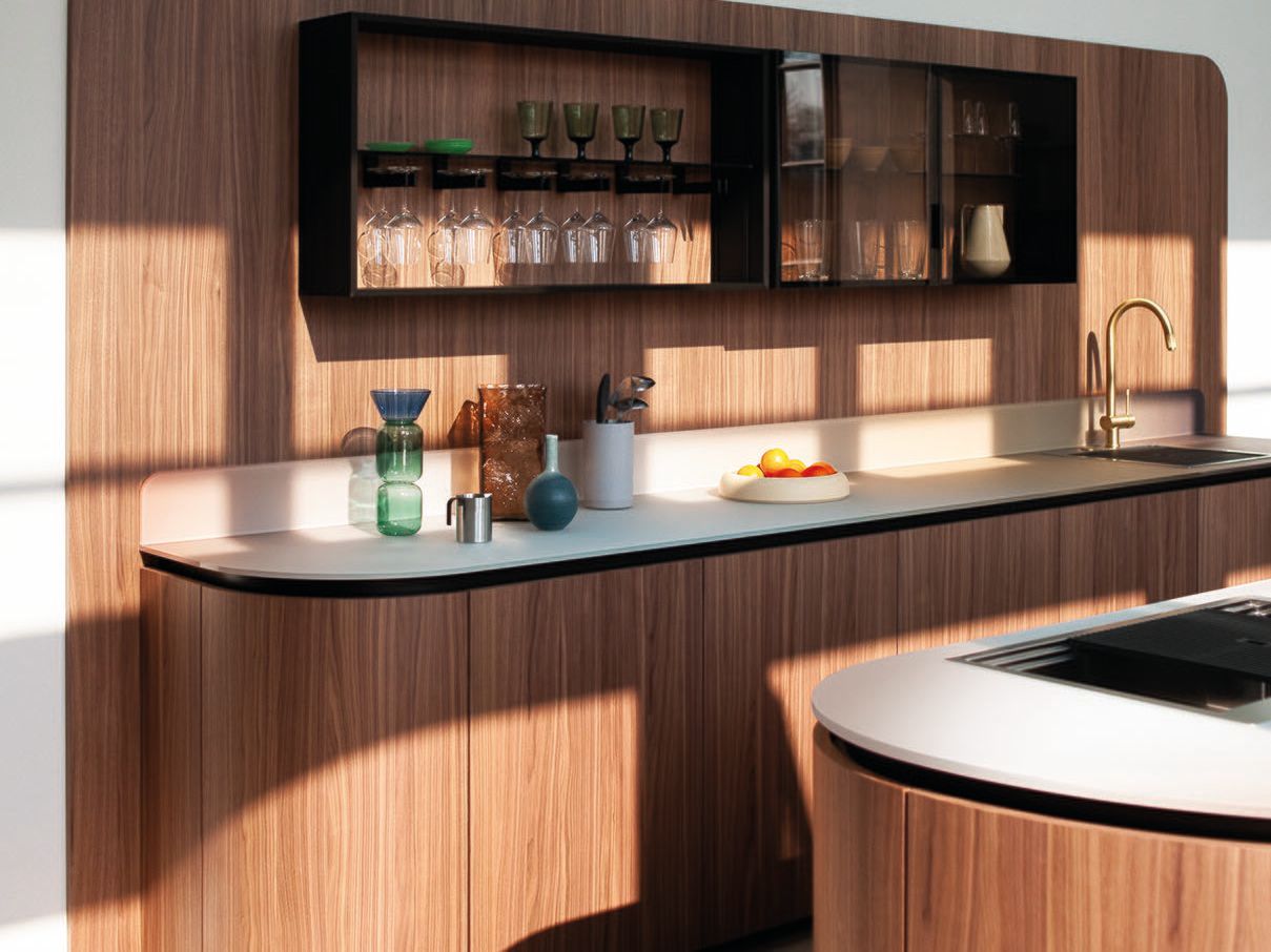 TANGRAM WITH ‘L’ GRIP EDGE Wooden fitted kitchen with island By Cesar