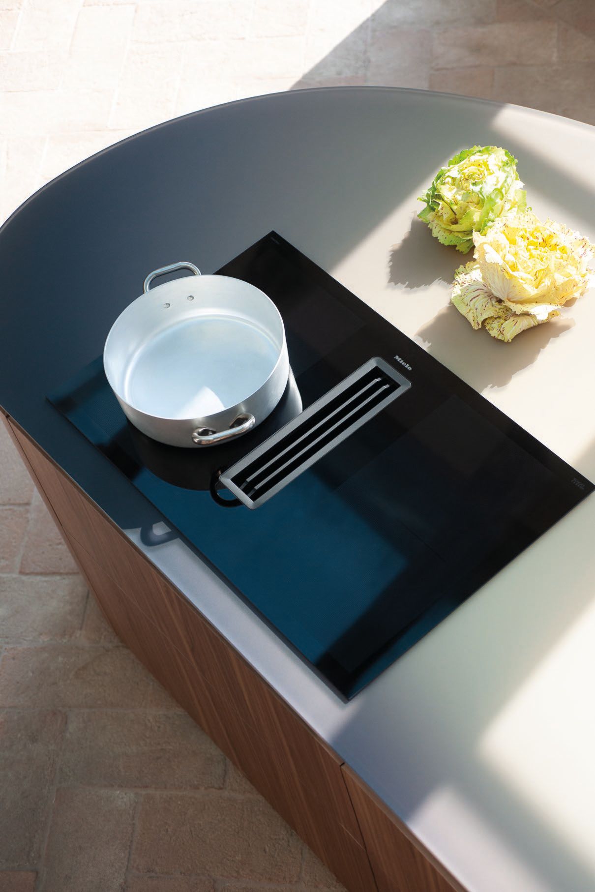 TANGRAM WITH ‘L’ GRIP EDGE Wooden fitted kitchen with island By Cesar