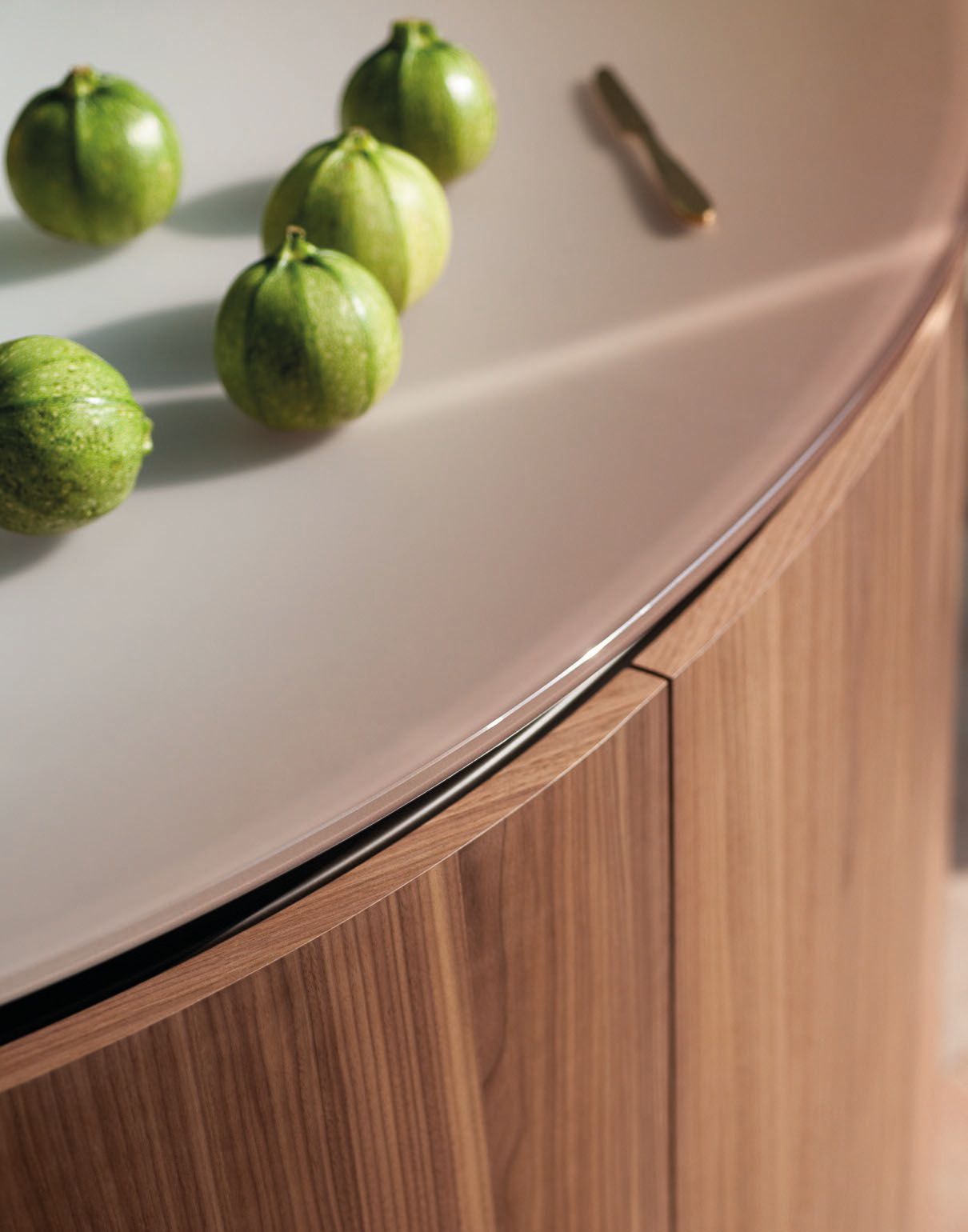 TANGRAM WITH ‘L’ GRIP EDGE Wooden fitted kitchen with island By Cesar