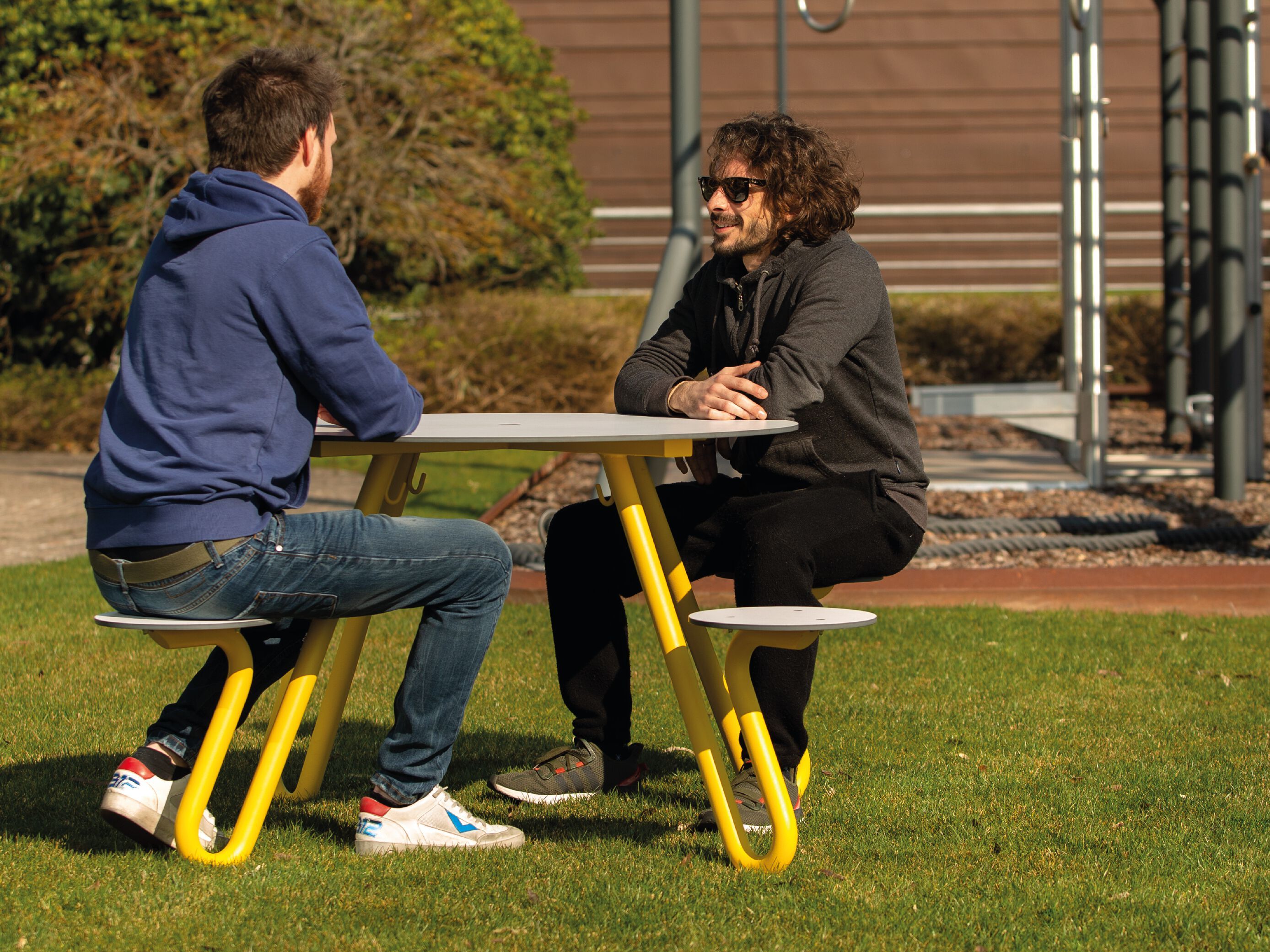 ZOID R Round table for public areas By City Design