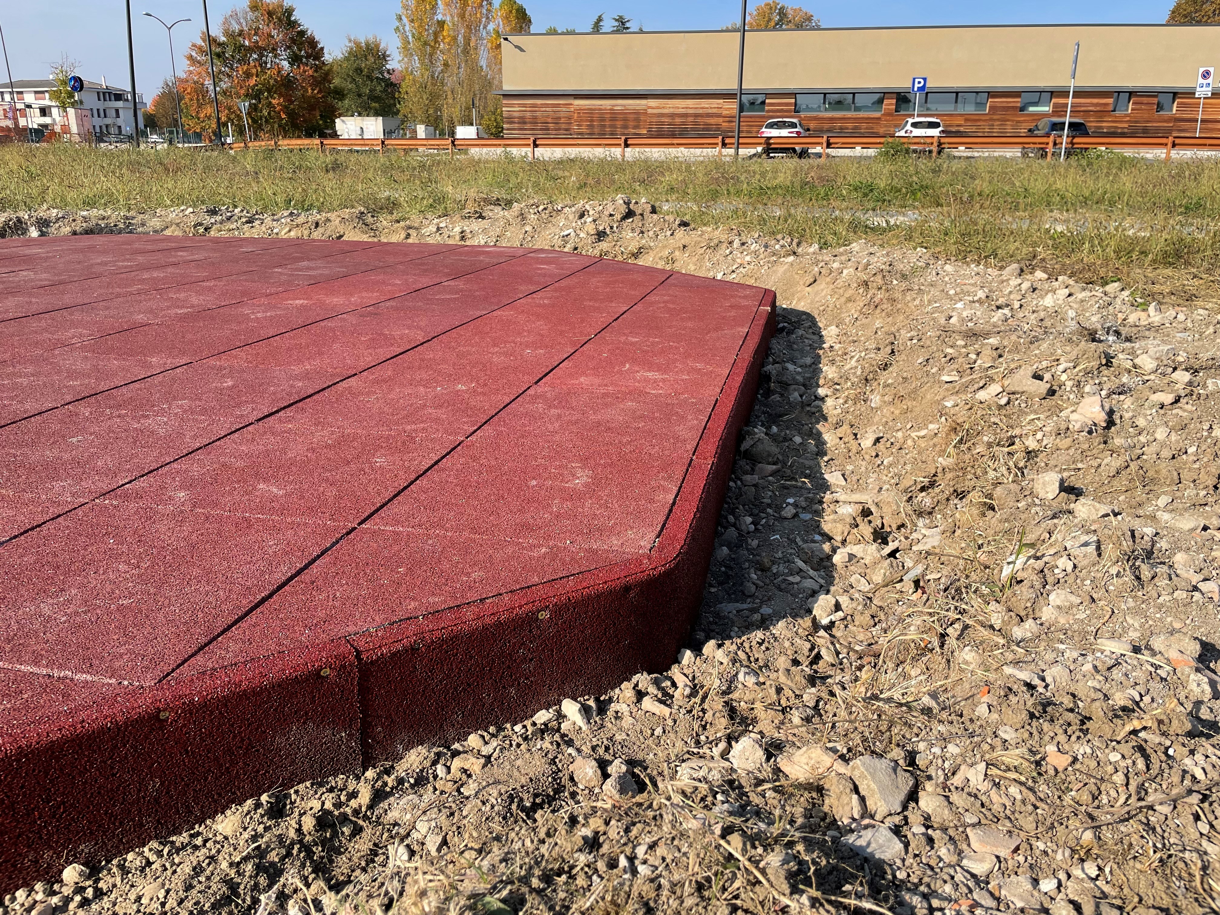 Containment curb in SBR rubber Shock-proof floor tile By ProExpanso