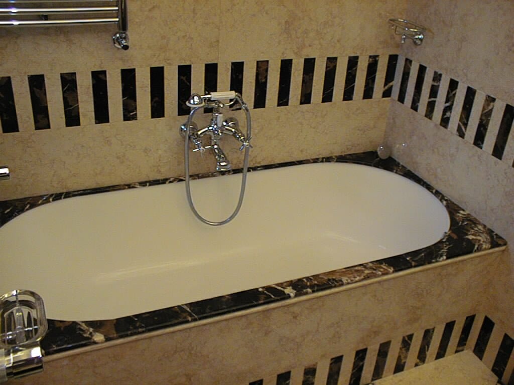 Custom bathtub Custom Corian® bathtub By Ondulina Design