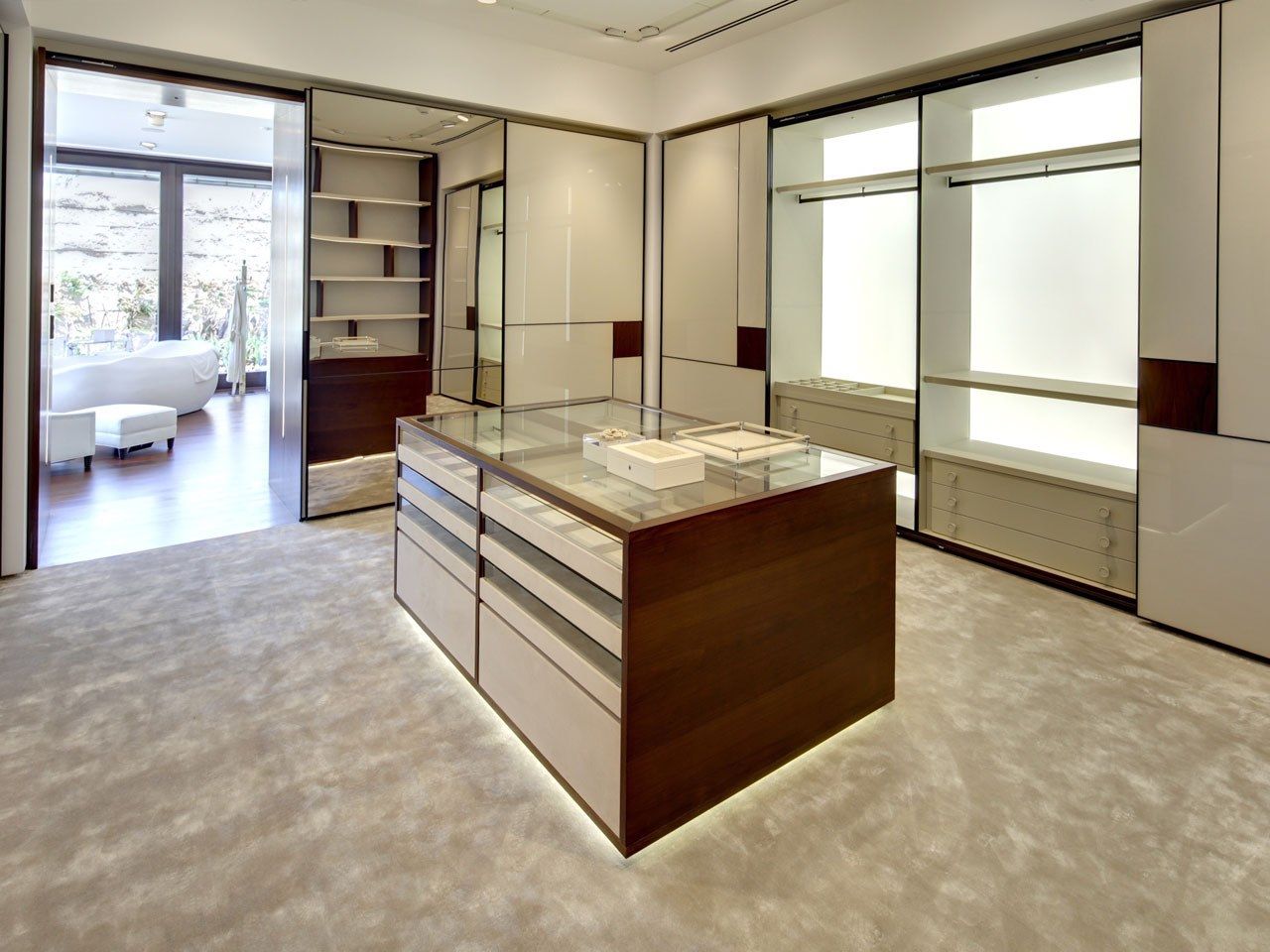 Custom walk-in wardrobe By Cosy International