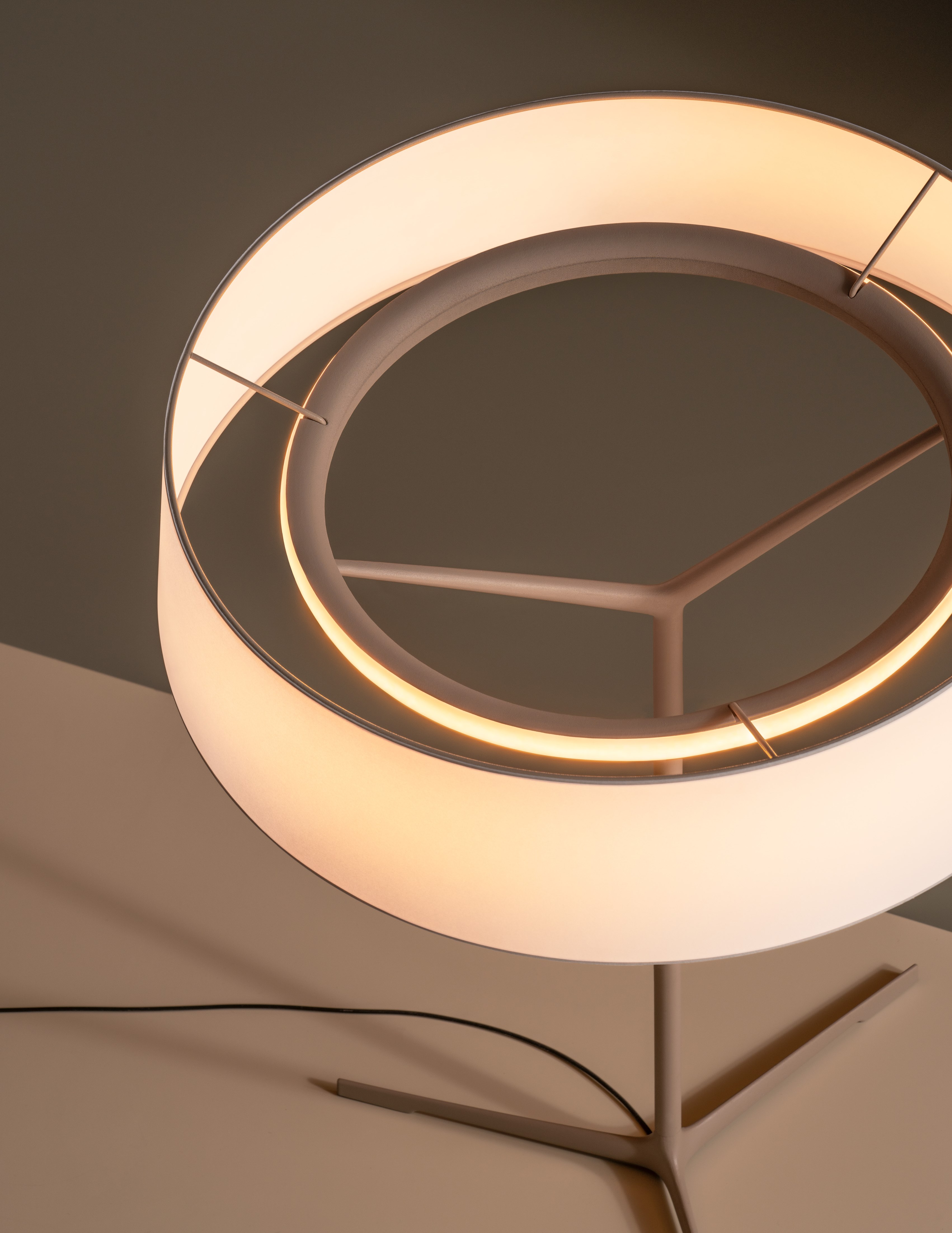 DAMA Lampada da tavolo a LED in metallo e carta By Vibia | design ...