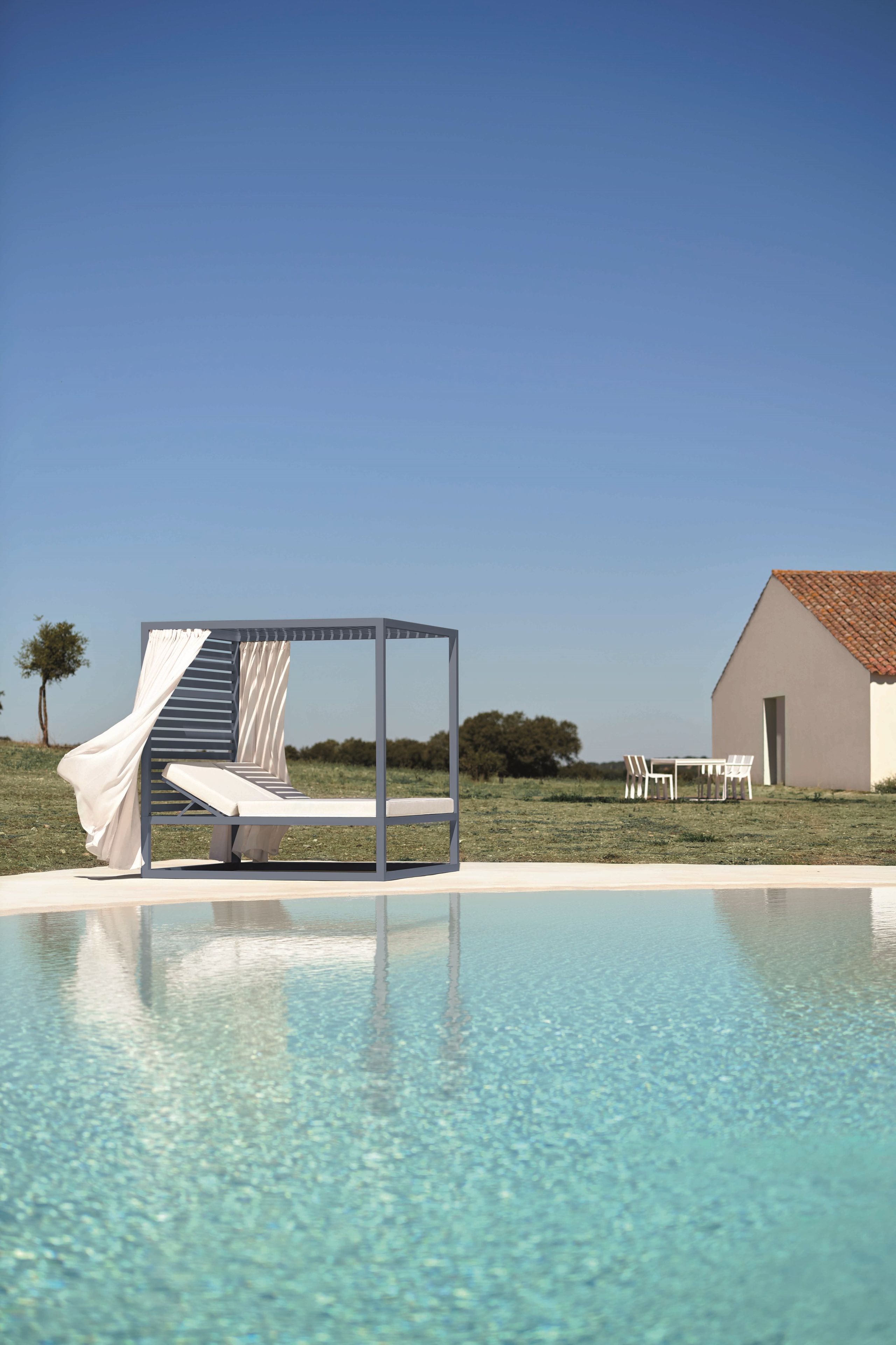 DAYBED ELEVADA | Aluminium garden bed By GANDIABLASCO design José ...