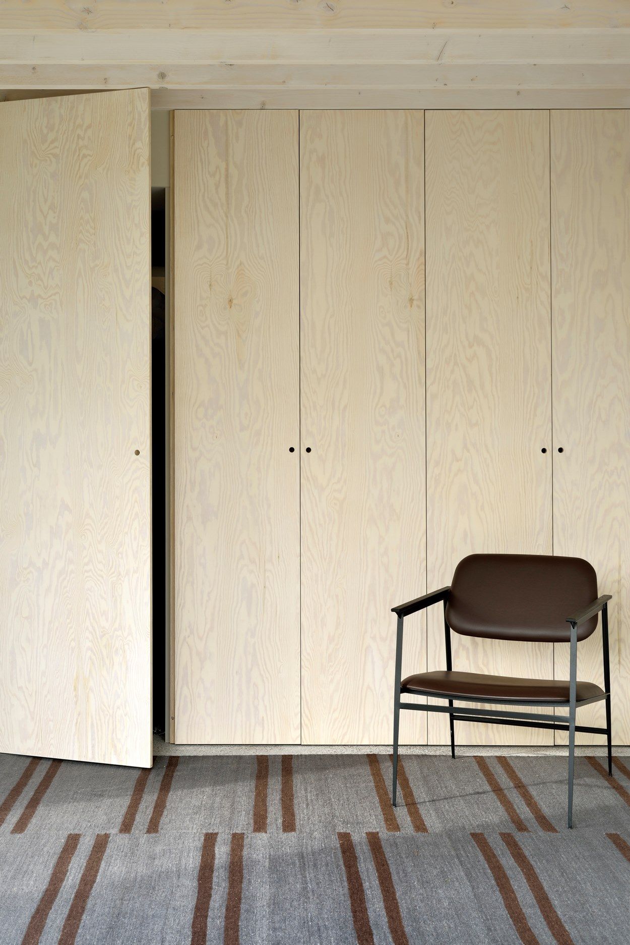 DC | Leather easy chair By Ethnicraft design Djordje Cukanovic