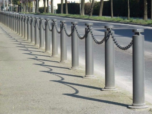 DHALIA Cast iron bollard post with chains By Neri