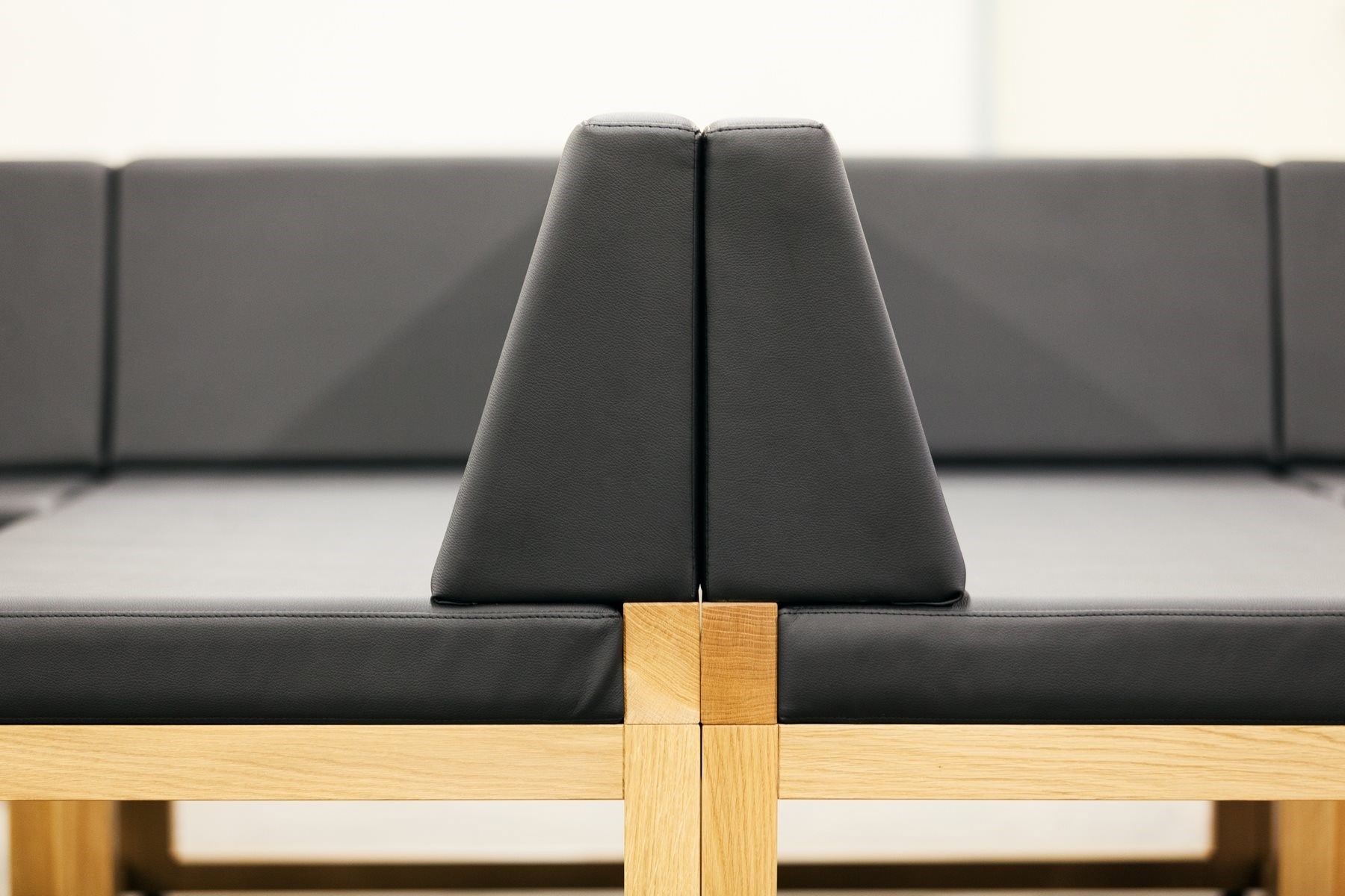 Upholstered modular leather bench with back DINER By TON design Kai Stania