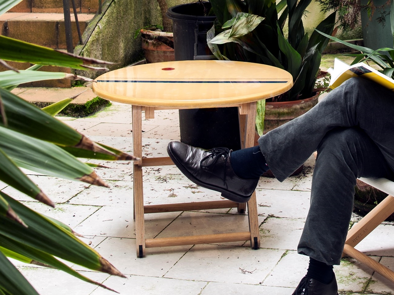 DINGHY Folding round central coffee table By DVELAS | design Enrique Kahle