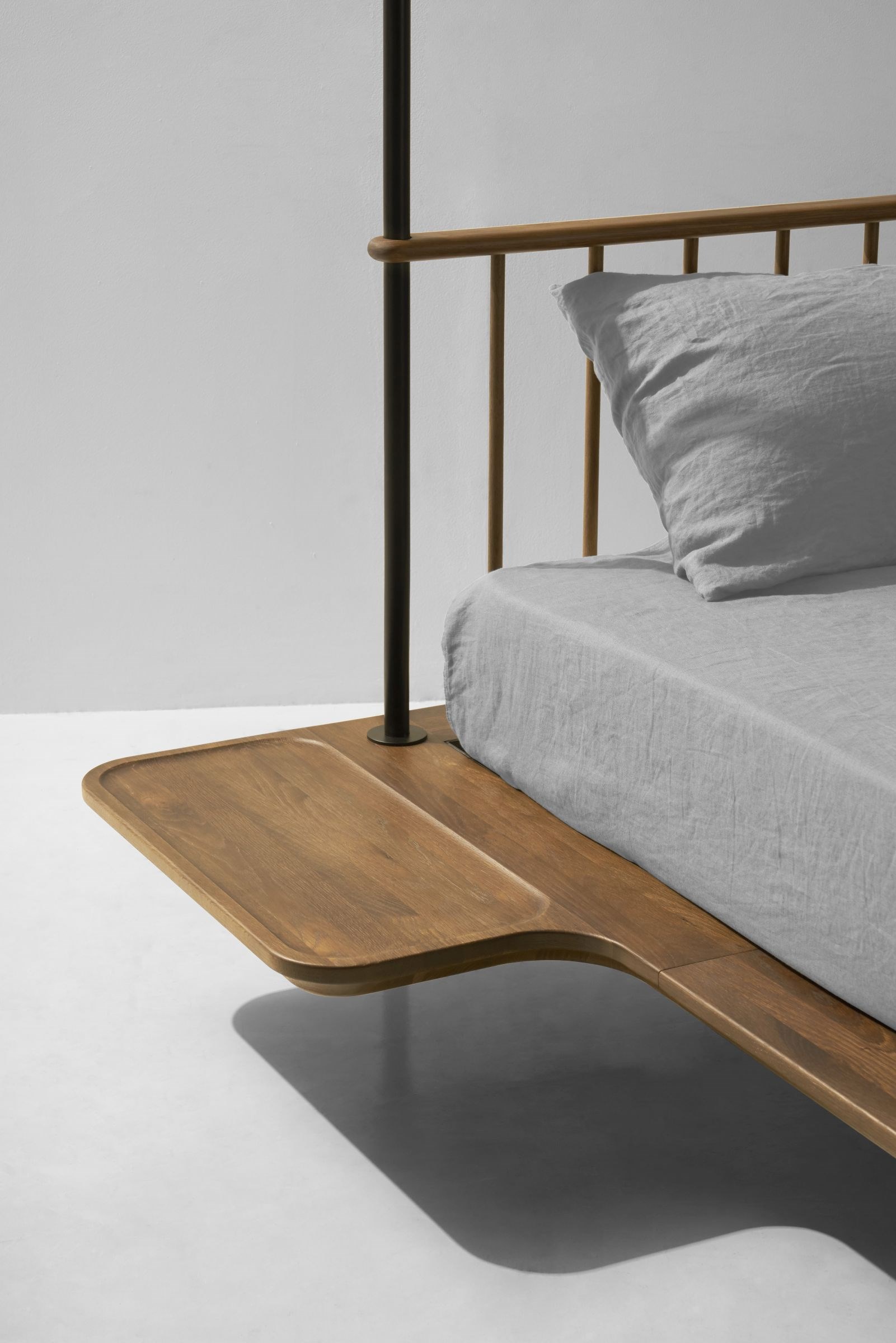 DISTRIKT | Canopy bed By District Eight