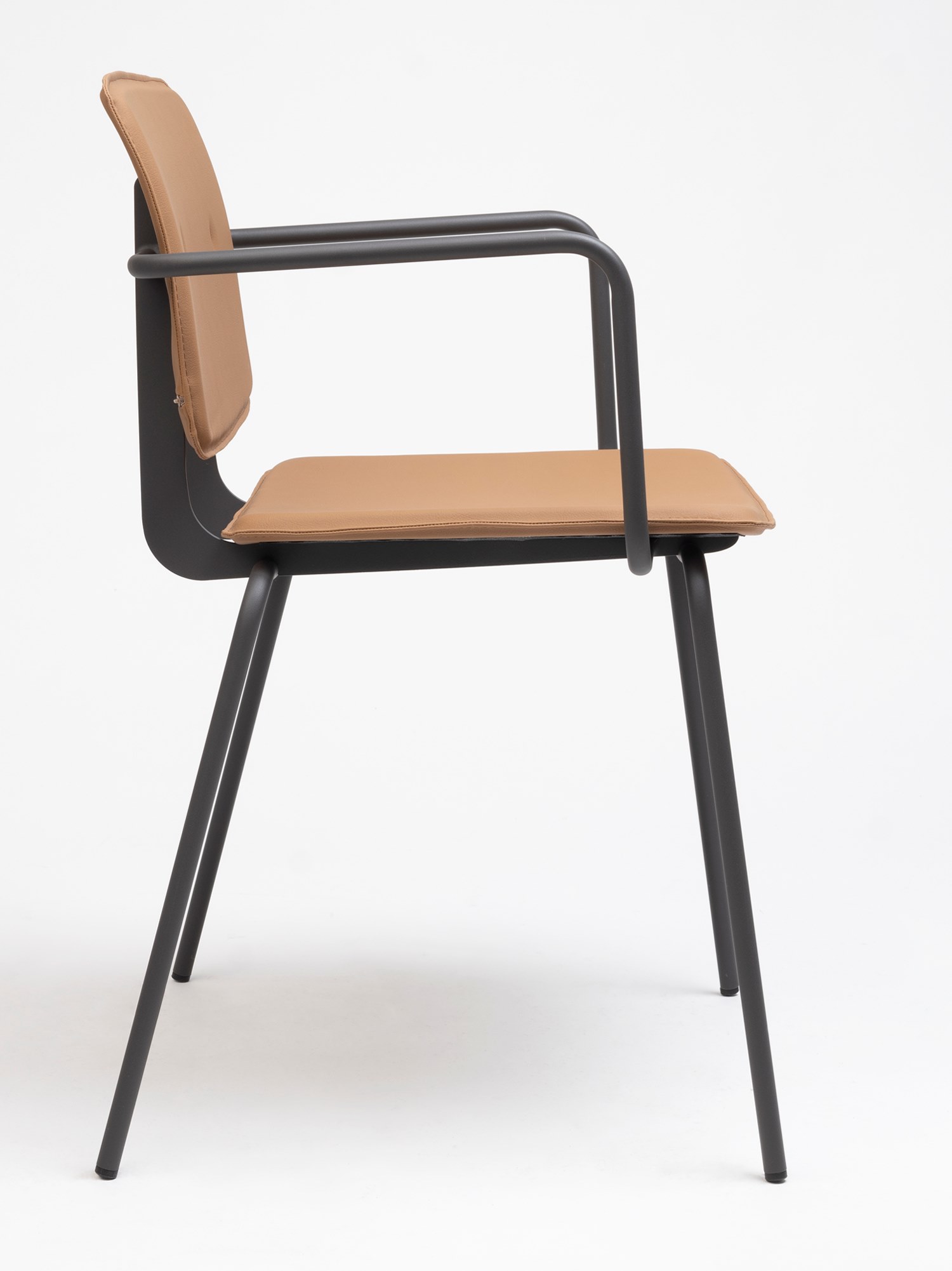 DON | Leather chair Don Collection By ONDARRETA design Nadia Arratibel