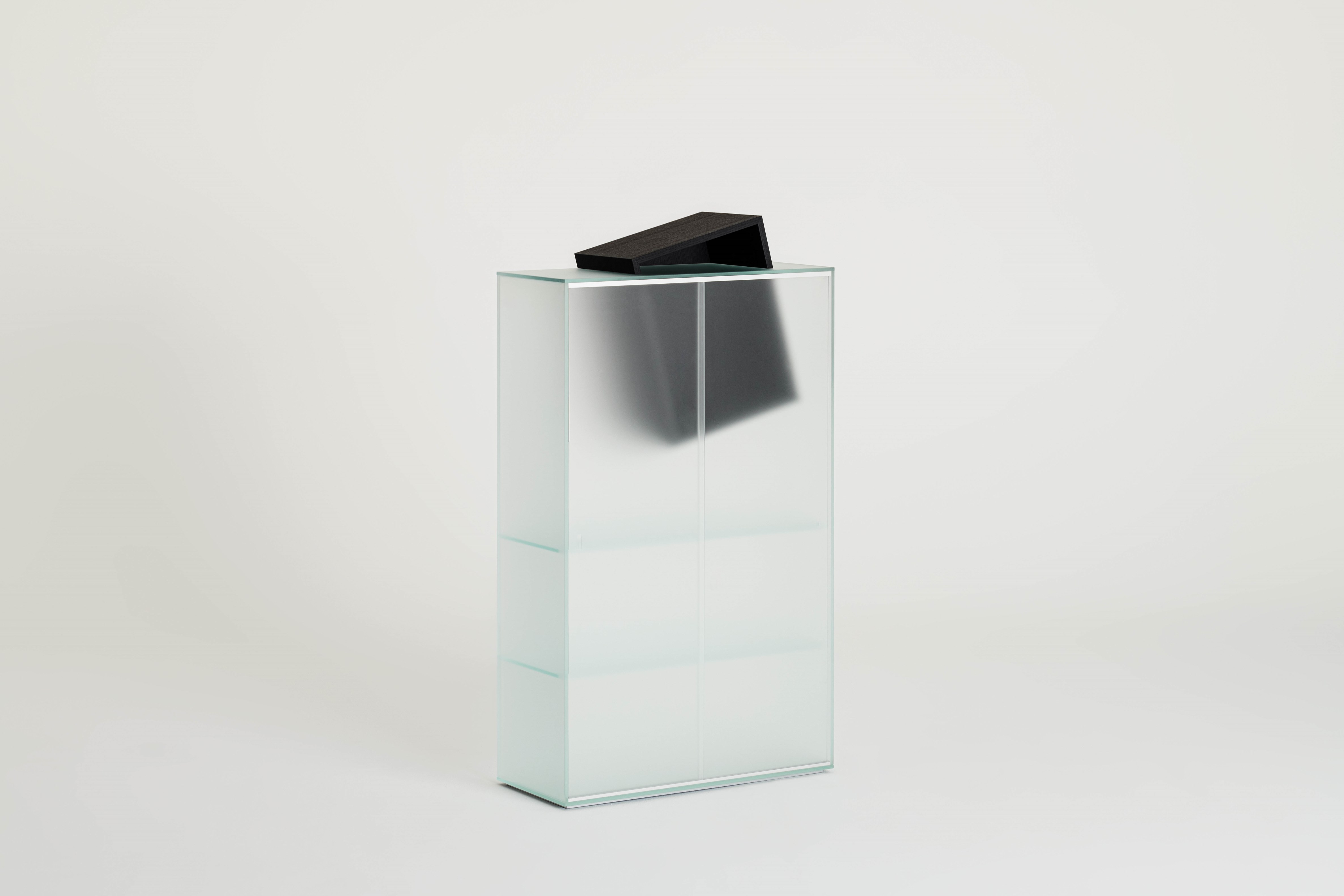 DRIFT Display cabinet with sliding doors By Glas Italia | design Nendo