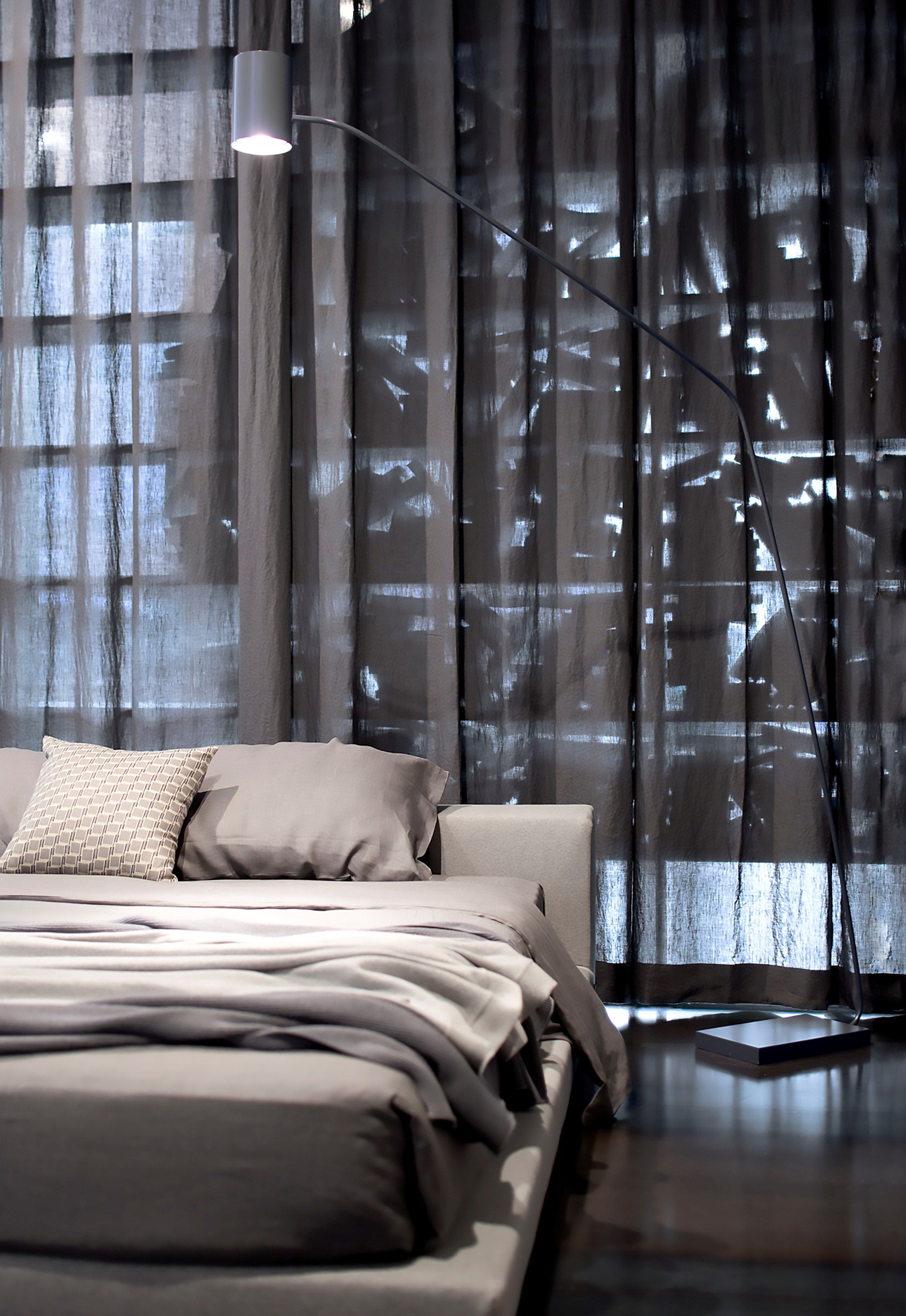 LED powder coated steel floor lamp E.T. By spHaus