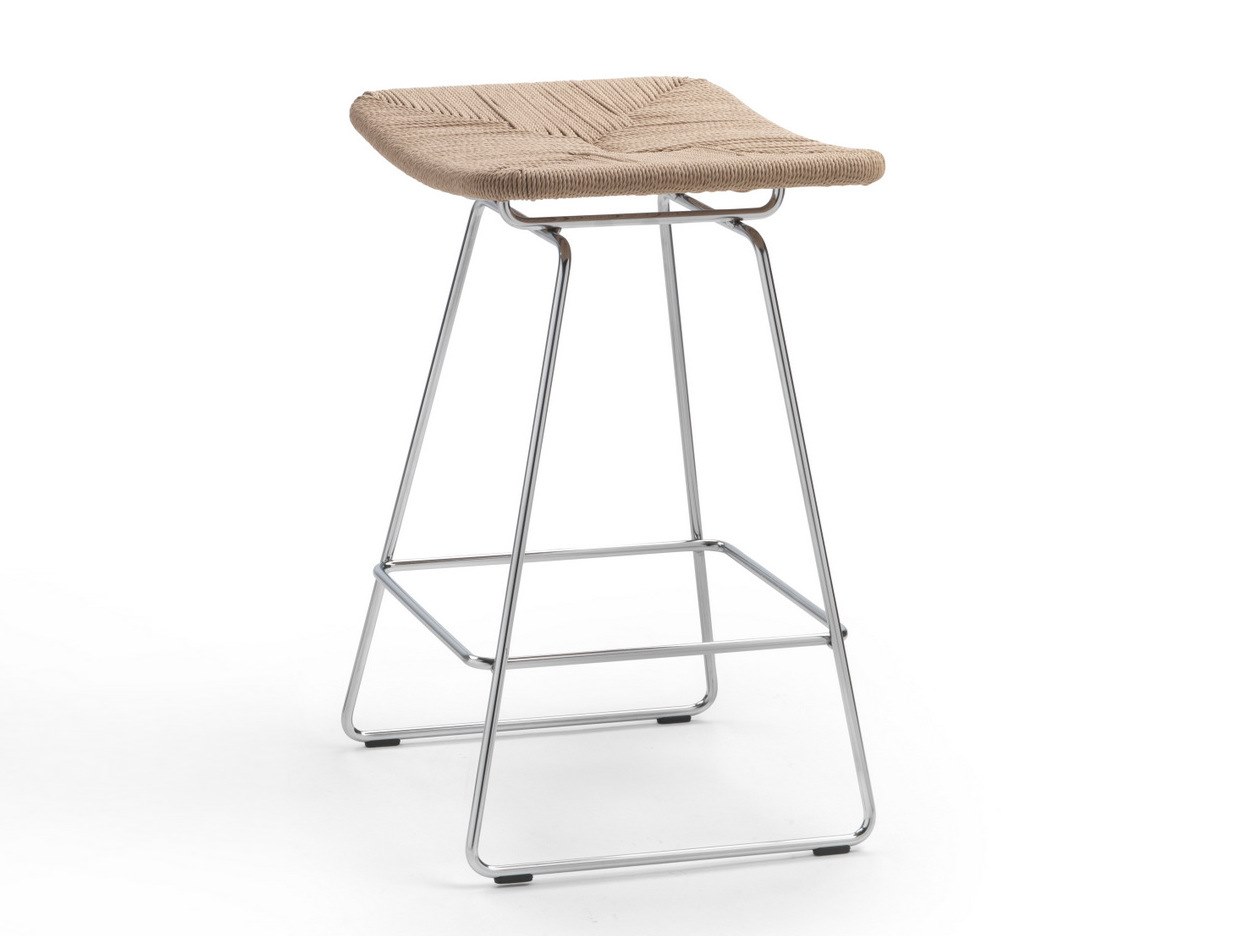 ECHOES Sled base high straw stool By Flexform | design Christophe Pillet