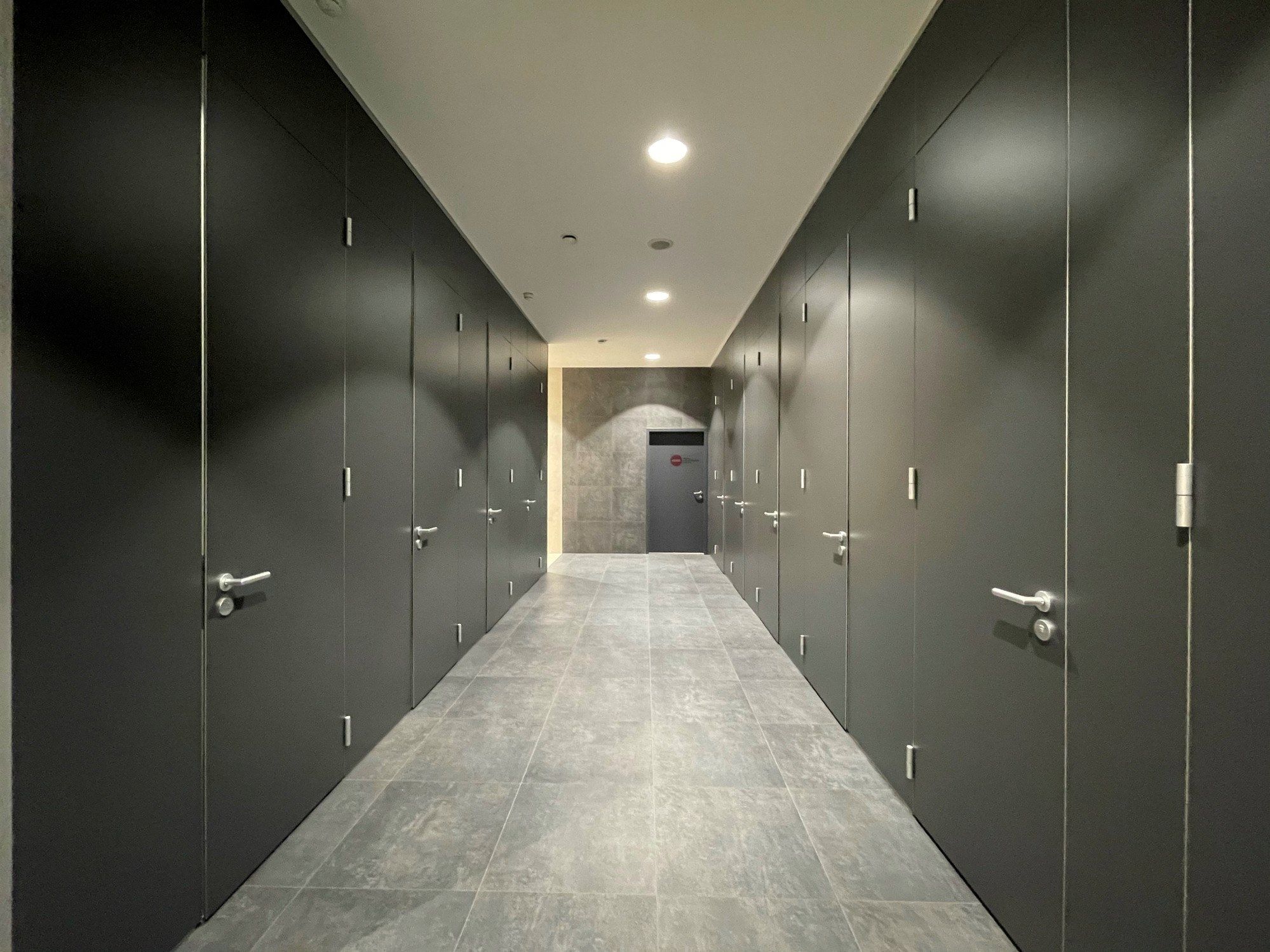 EF-3 ALTUS Parete divisoria per bagni in HPL By Schäfer Trennwandsysteme