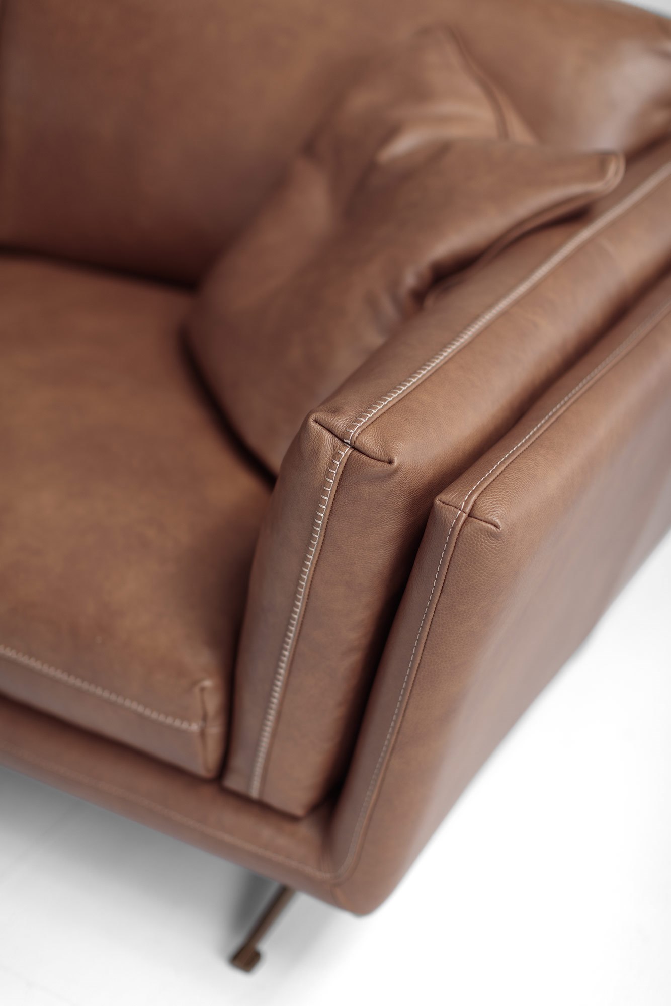 Sled base leather sofa ELITE By Marinelli Home