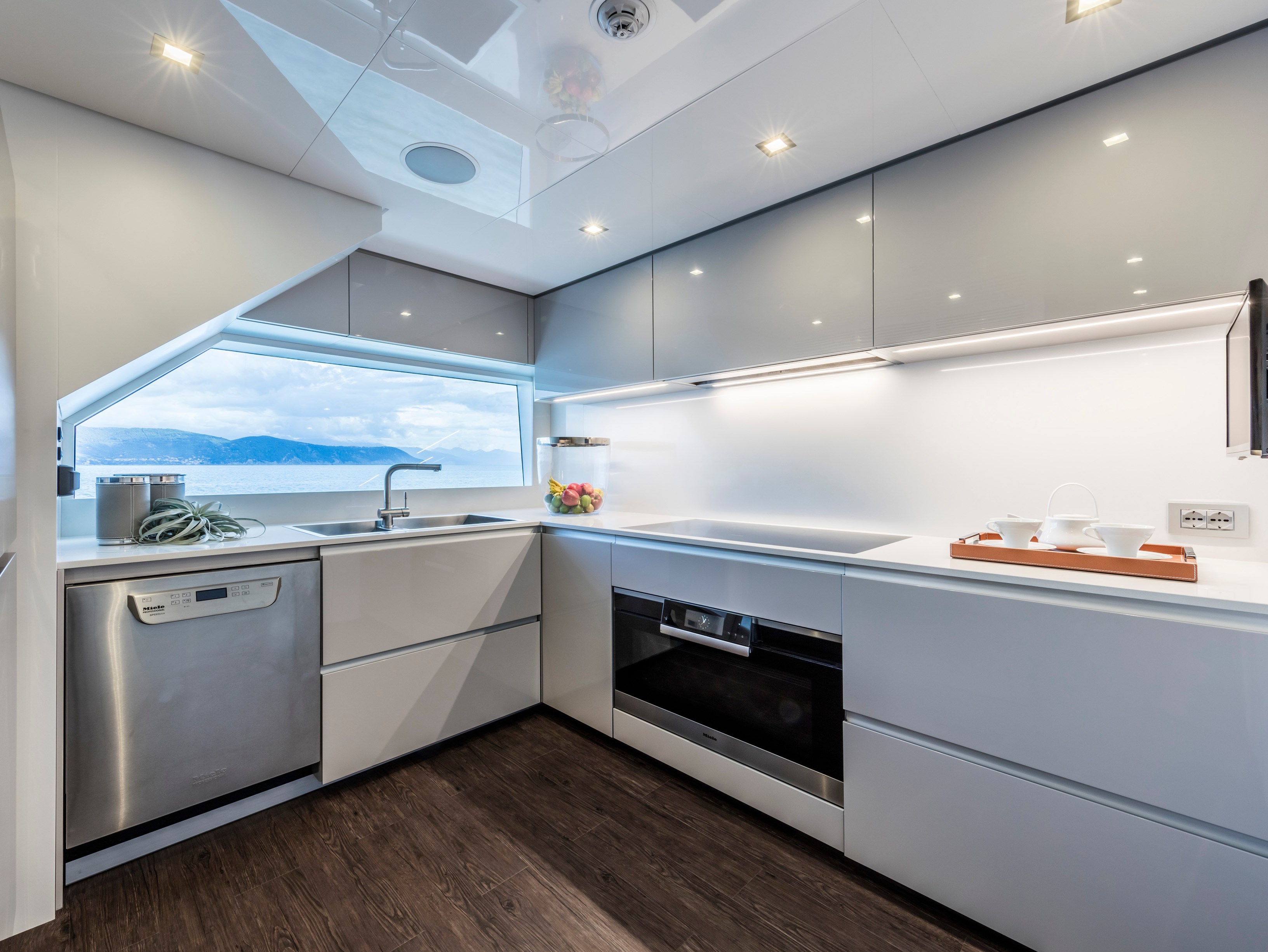 Yacht's kitchen ERNESTOMEDA YACHT DIVISION By ERNESTOMEDA