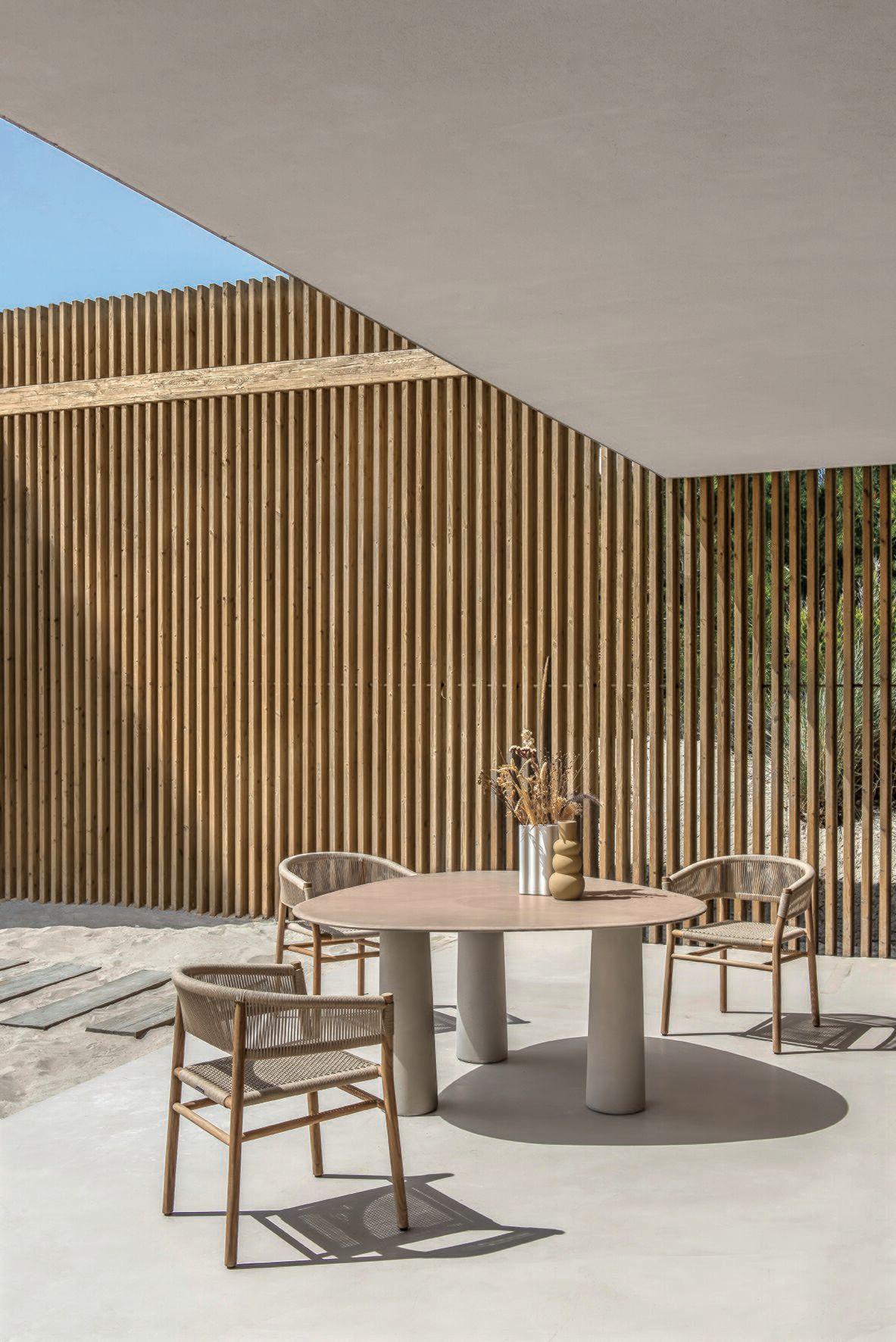 BOLD Cement table By Ethimo