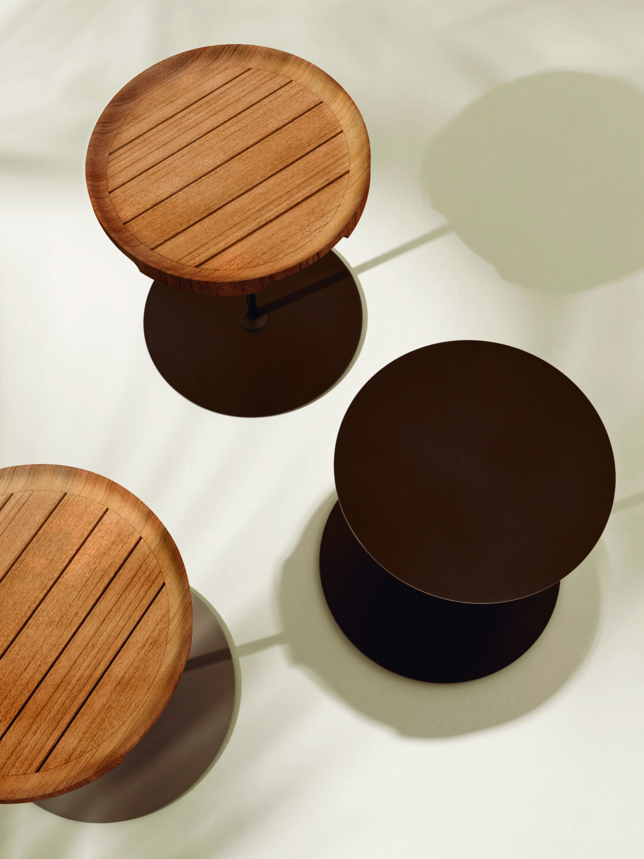TENDER Round metal garden side table By Ethimo