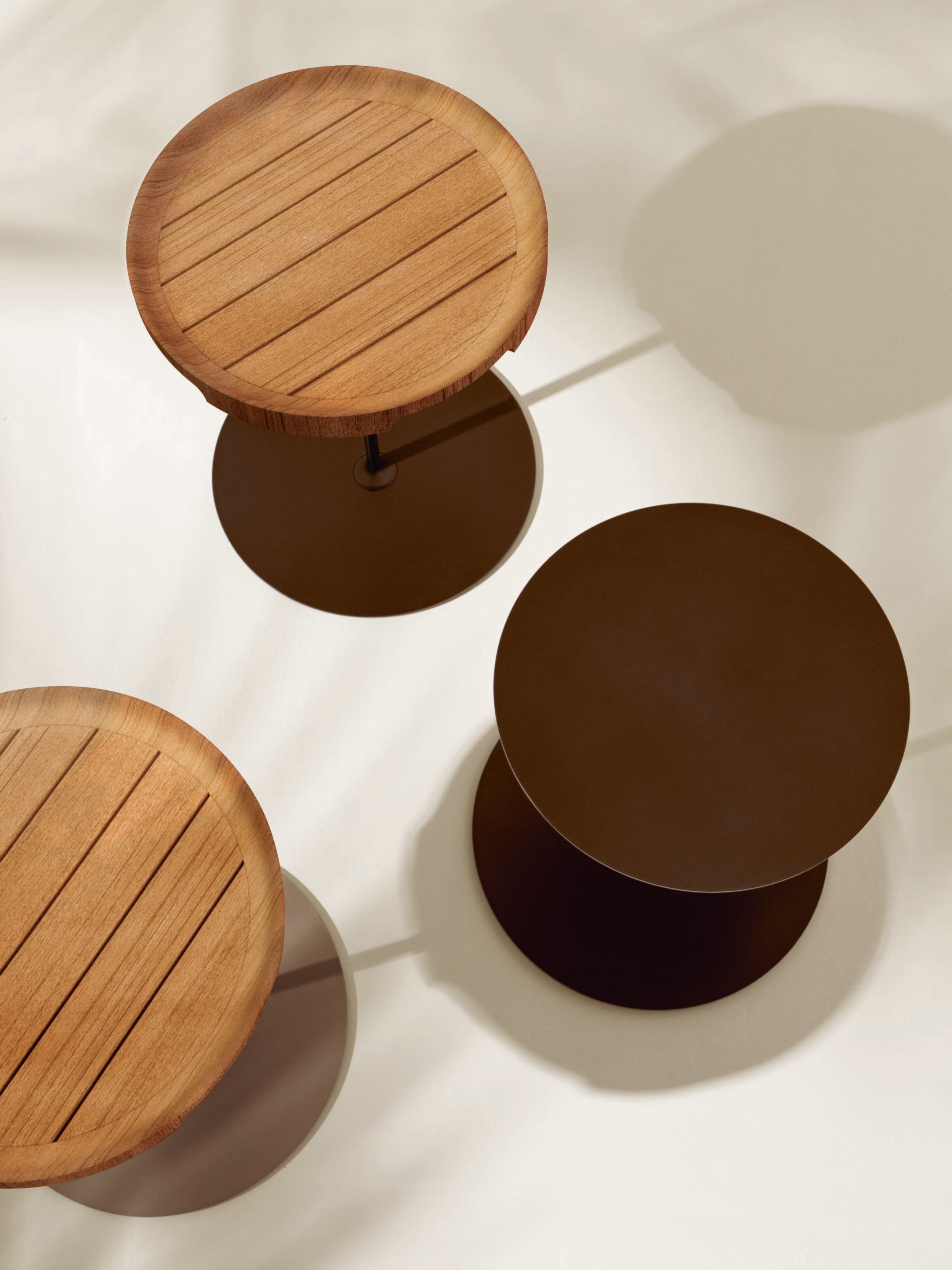 TENDER Garden side table with teak tray By Ethimo