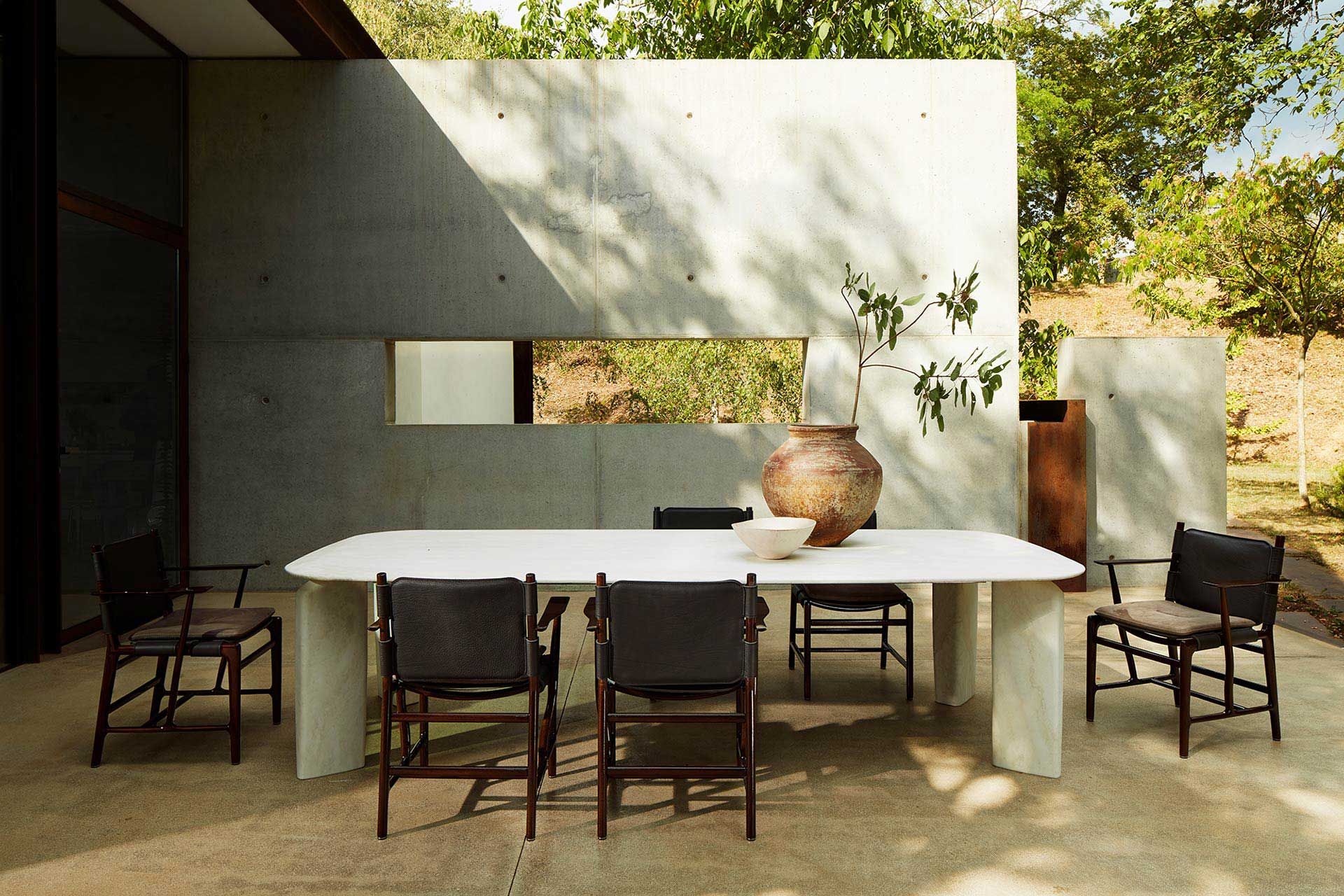 LEVANTE Mahogany and leather garden chair with armrests By Exteta