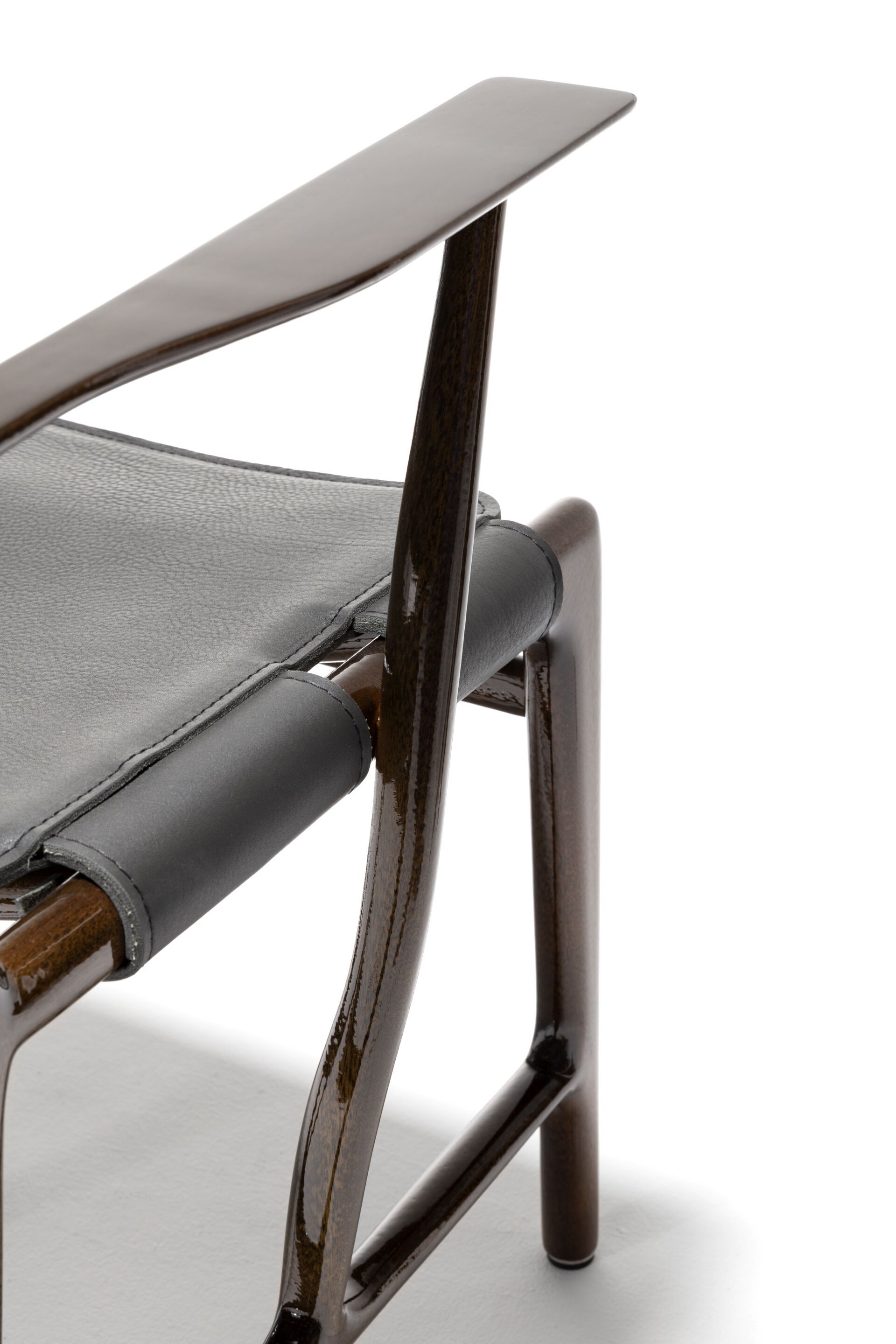 LEVANTE Mahogany and leather garden chair with armrests By Exteta