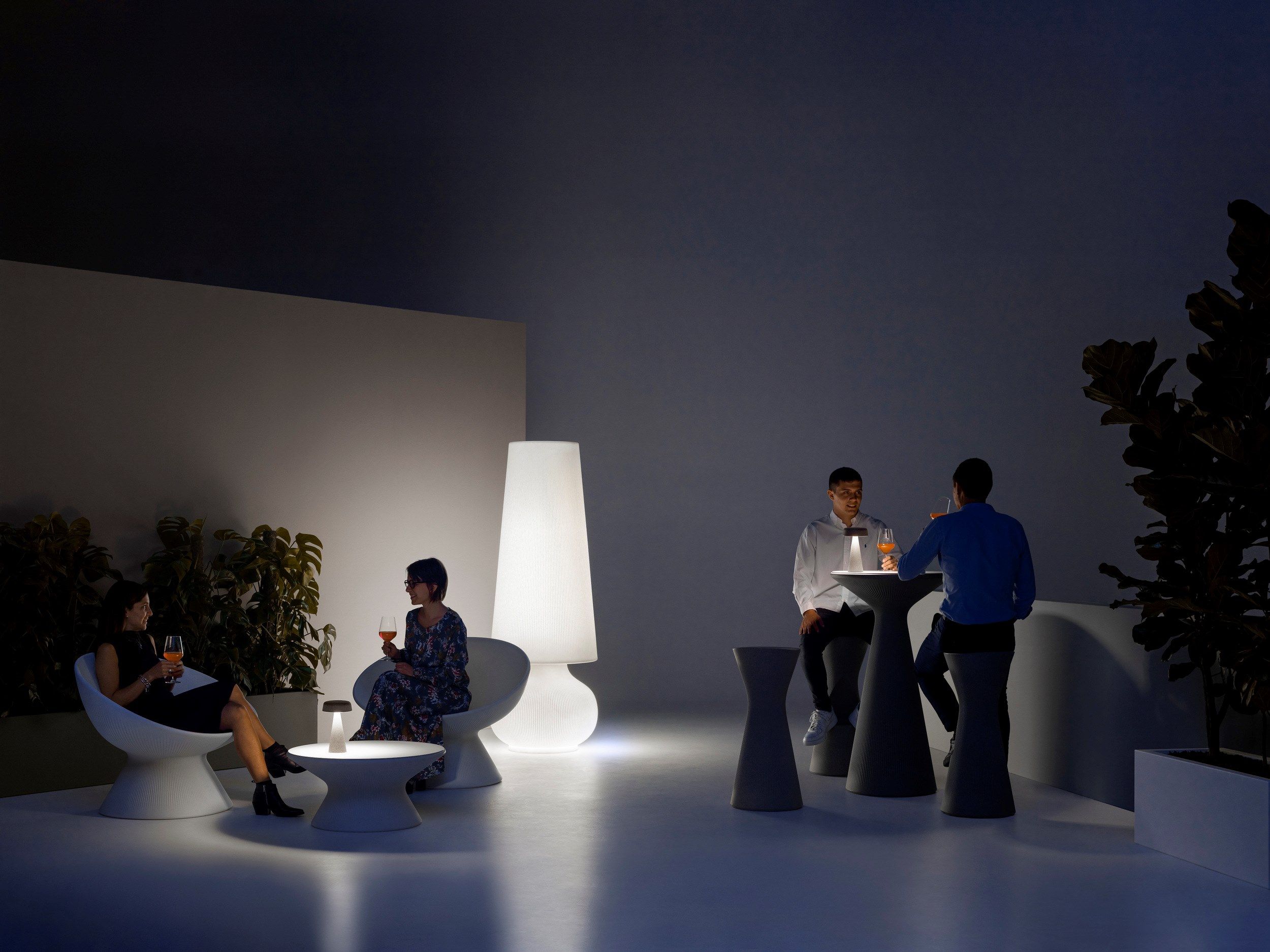 FADE Round polyethylene coffee table By Plust | design Marco Gregori