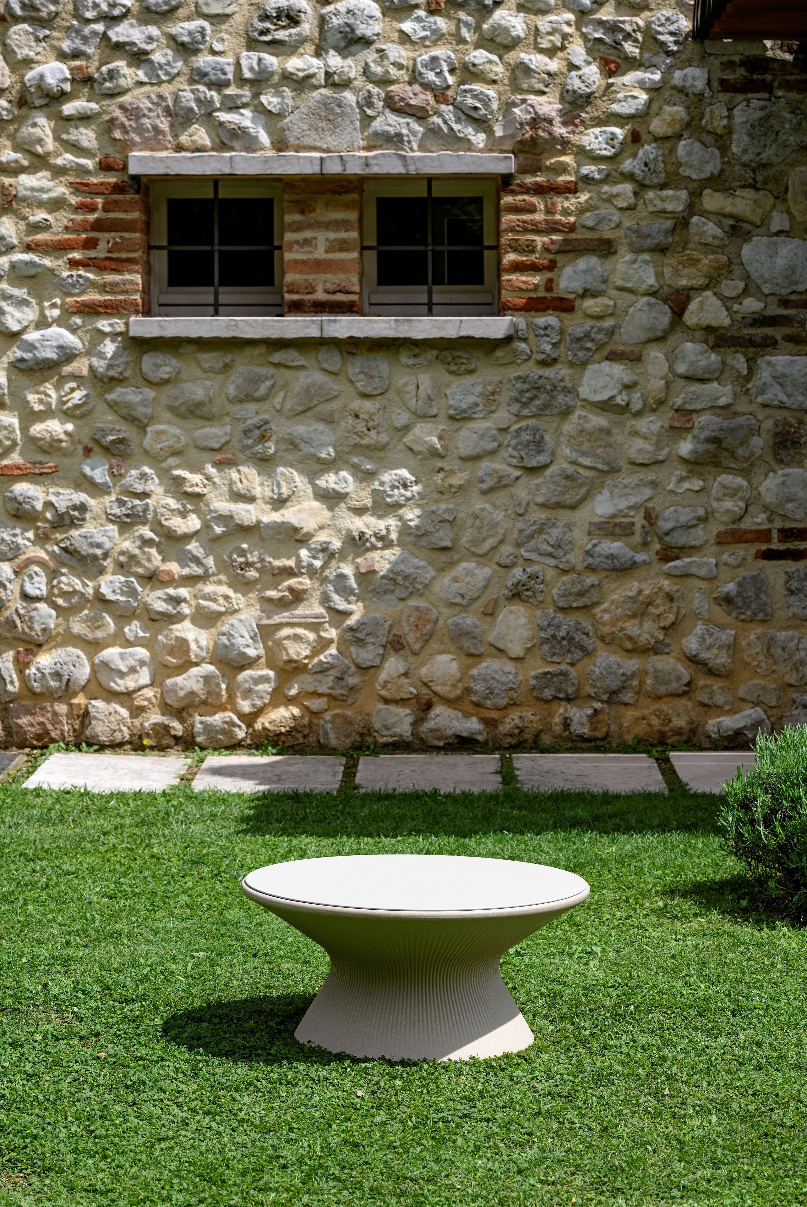 FADE Round polyethylene coffee table By Plust | design Marco Gregori