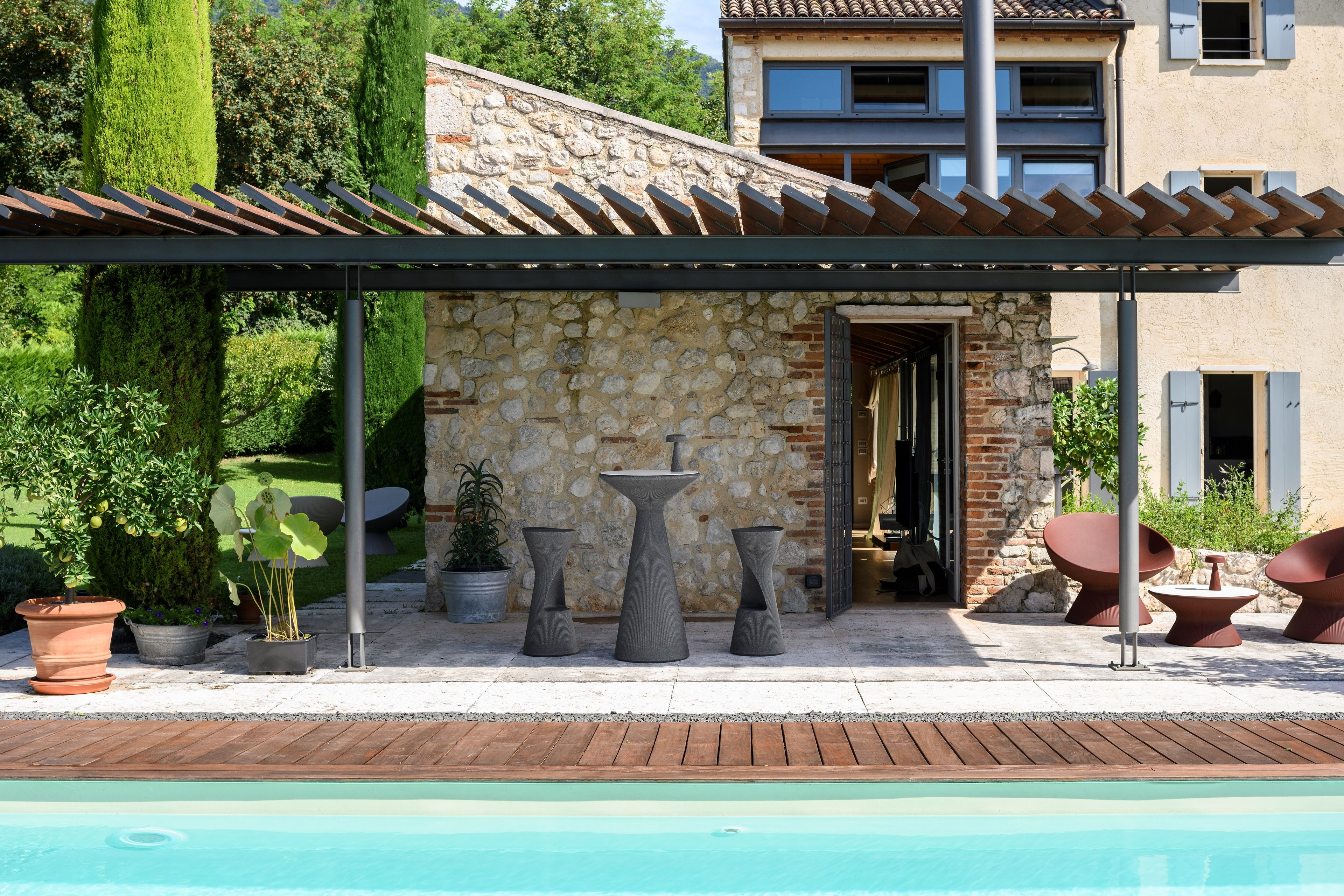 FADE Round polyethylene high table By Plust | design Marco Gregori