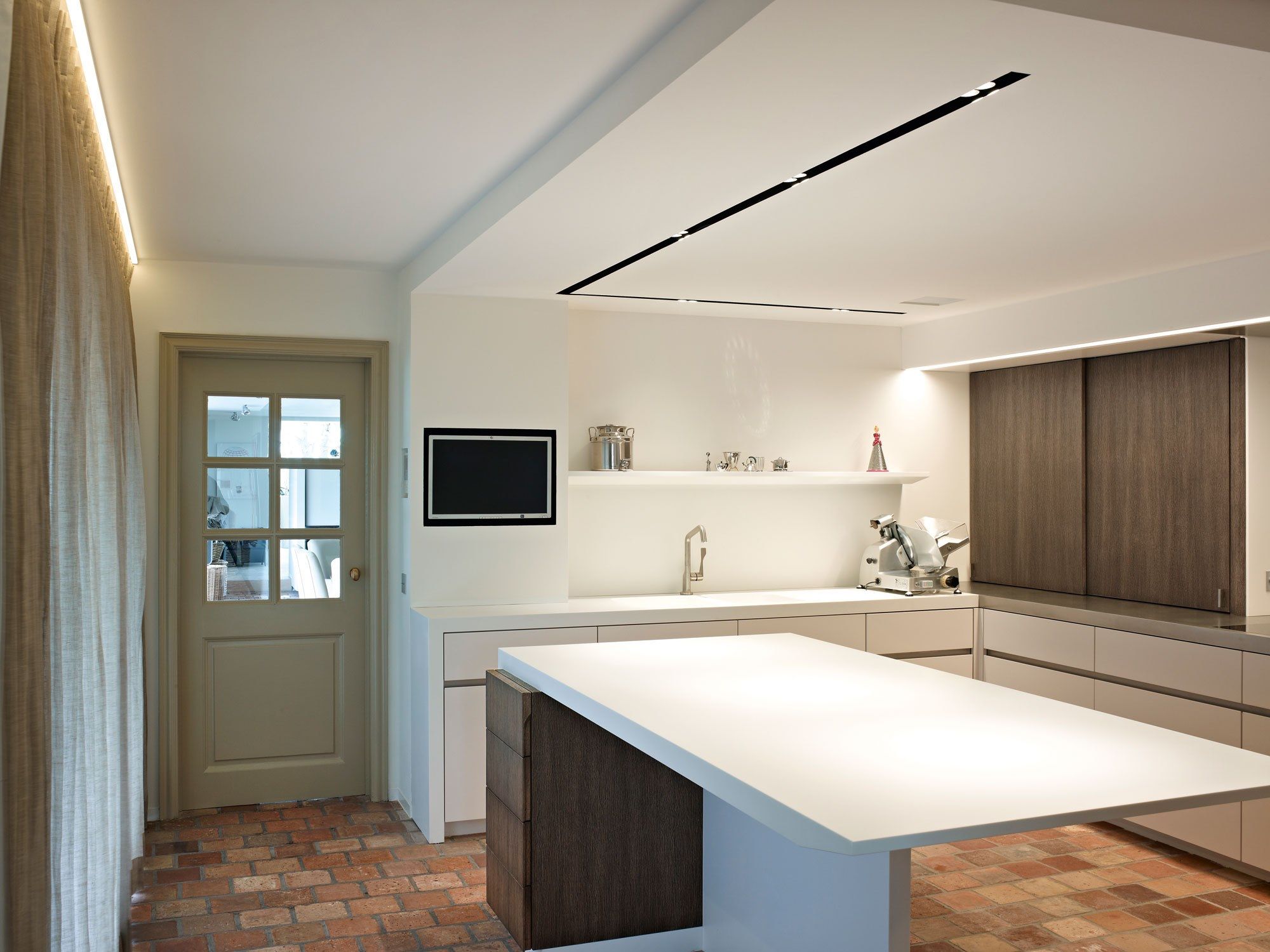 FEMTOLINE 25 linear lighting profile By Delta Light