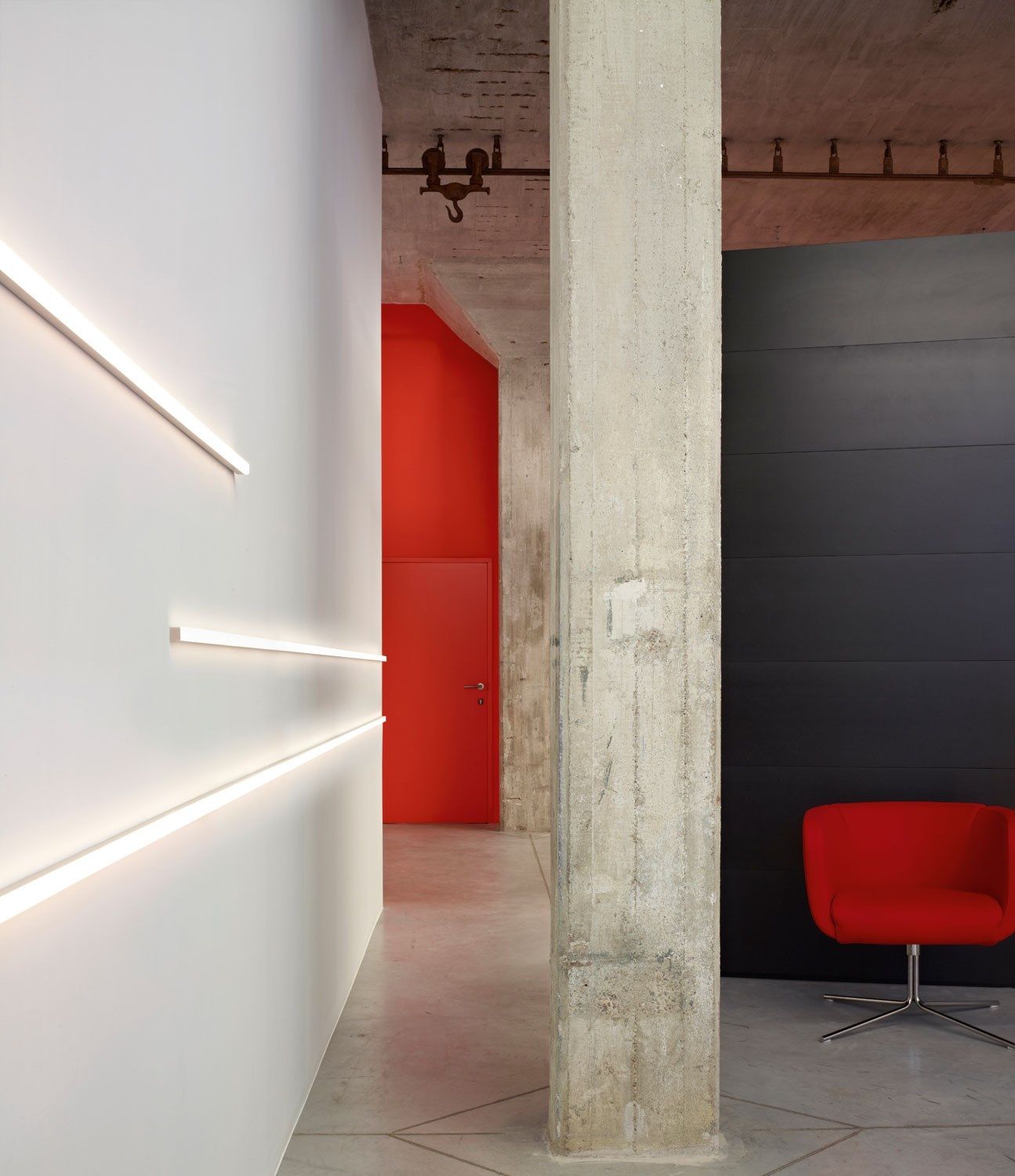 FEMTOLINE 25 linear lighting profile By Delta Light