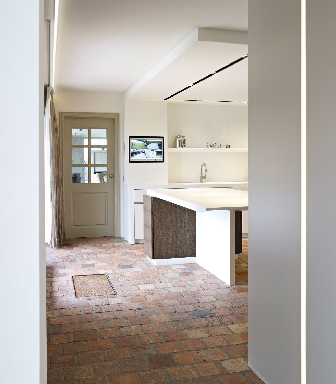 FEMTOLINE 25 linear lighting profile By Delta Light