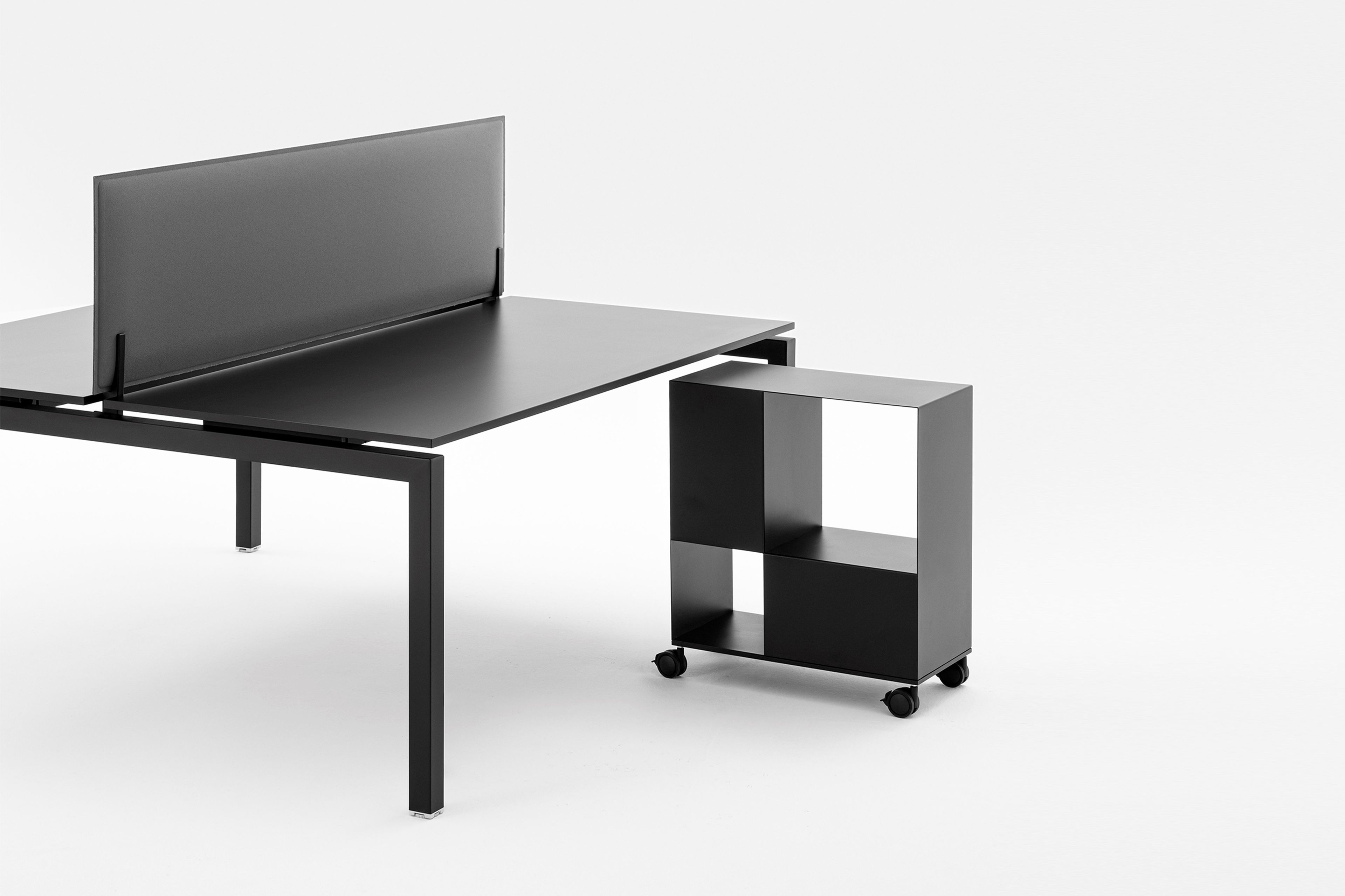 FIFTY 50 BENCH | Office desk with desk screens By Mara