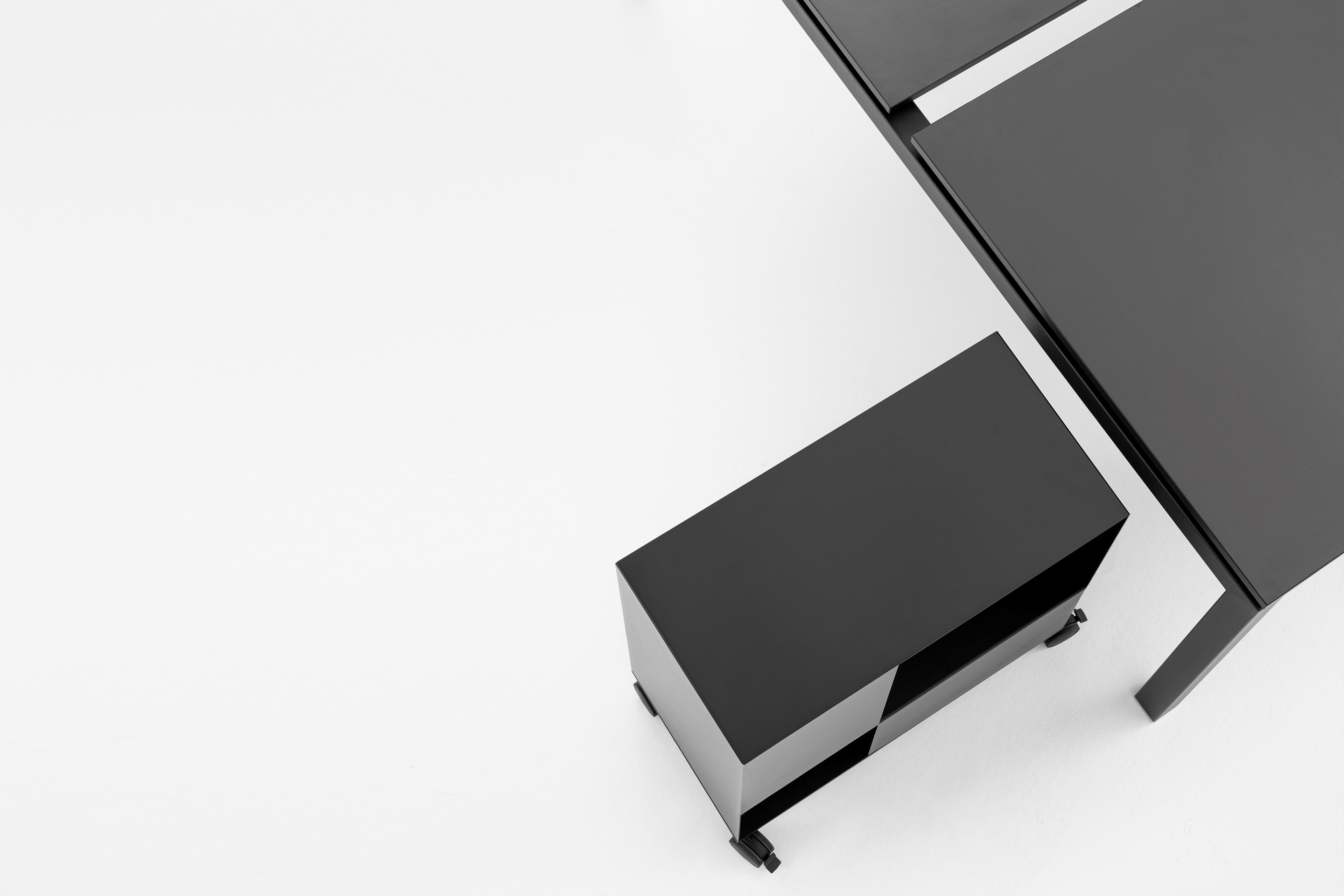 FIFTY 50 BENCH | Office desk with desk screens By Mara