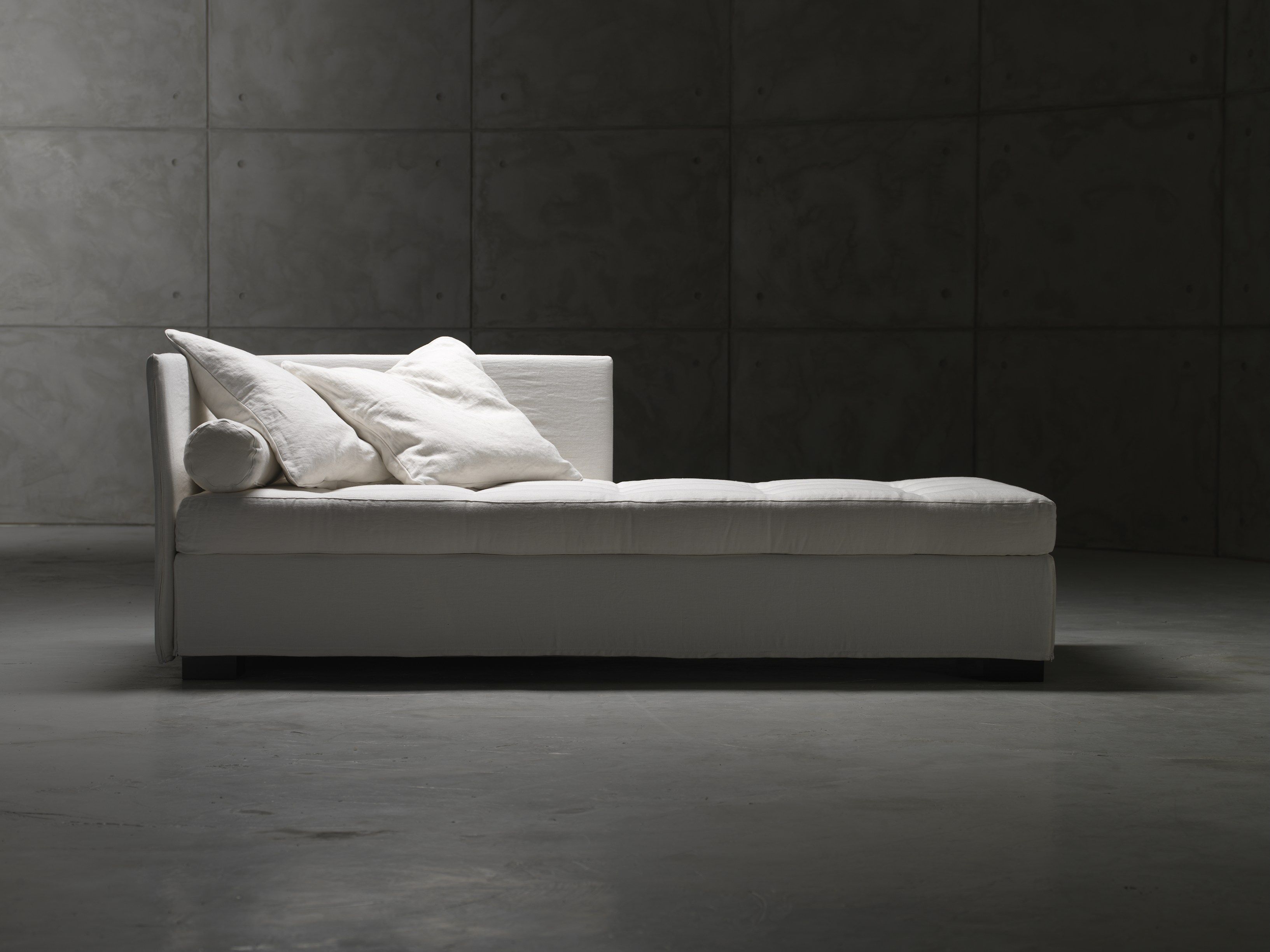 Upholstered fabric day bed FIGI ISOLINO By Casamania & Horm