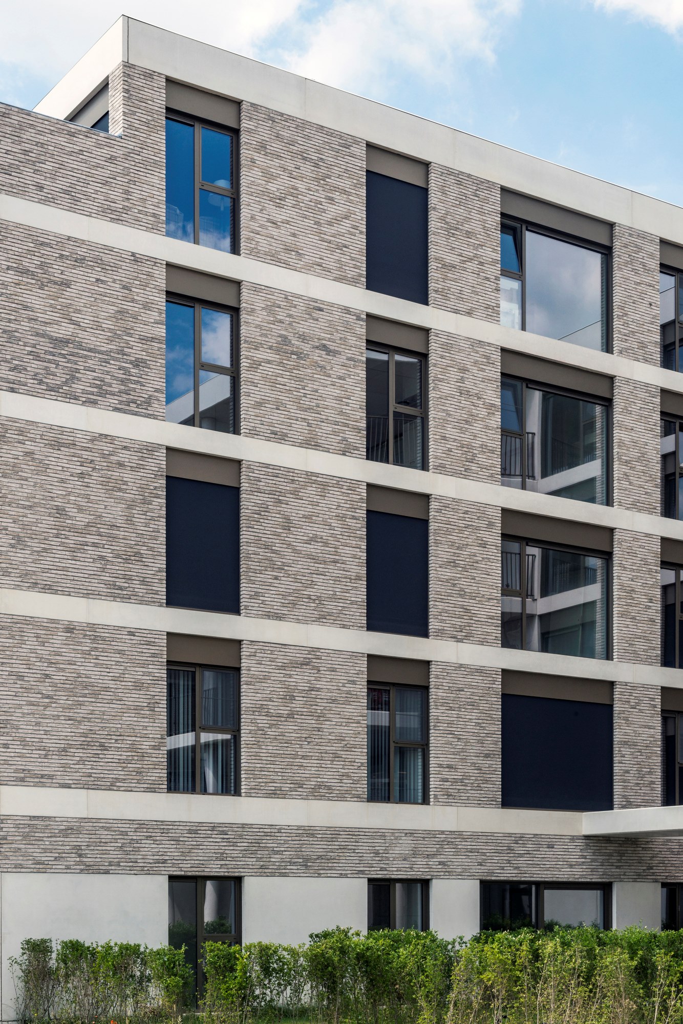 FIXSCREEN Fabric awning with guide system By RENSON | design Renson