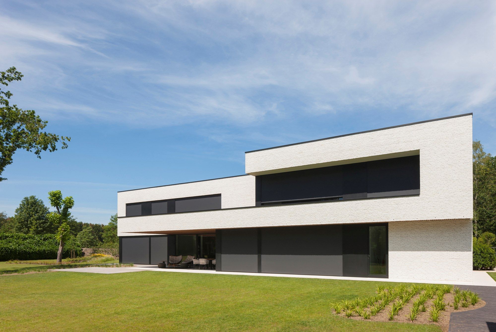 FIXSCREEN Fabric awning with guide system By RENSON | design Renson