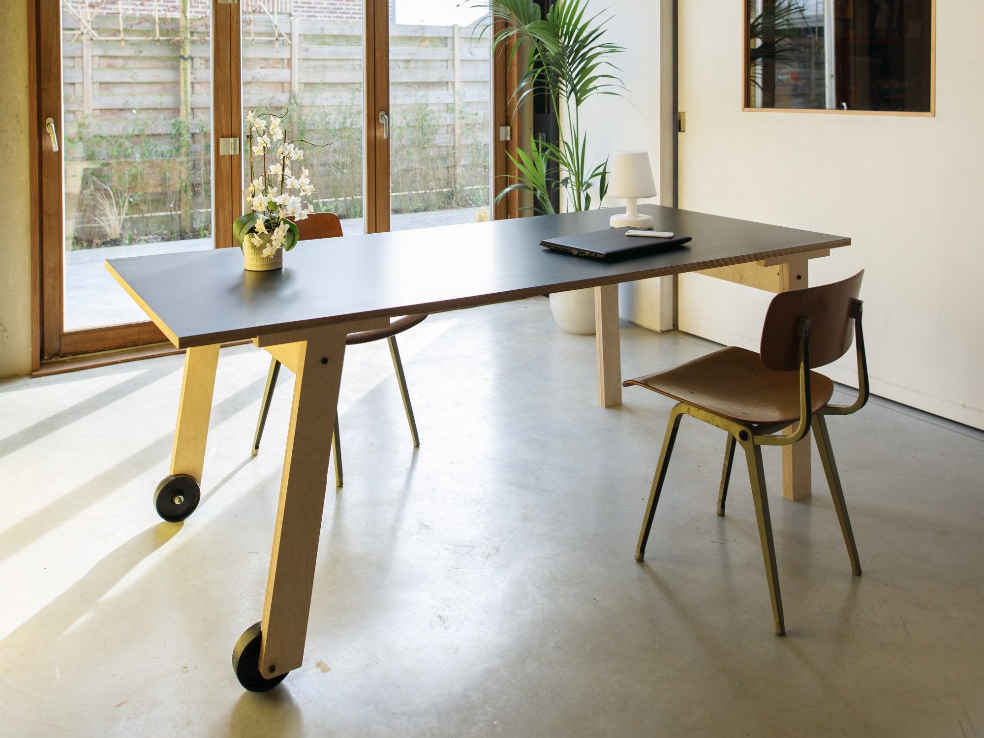 FLAT | Table with castors By rform
