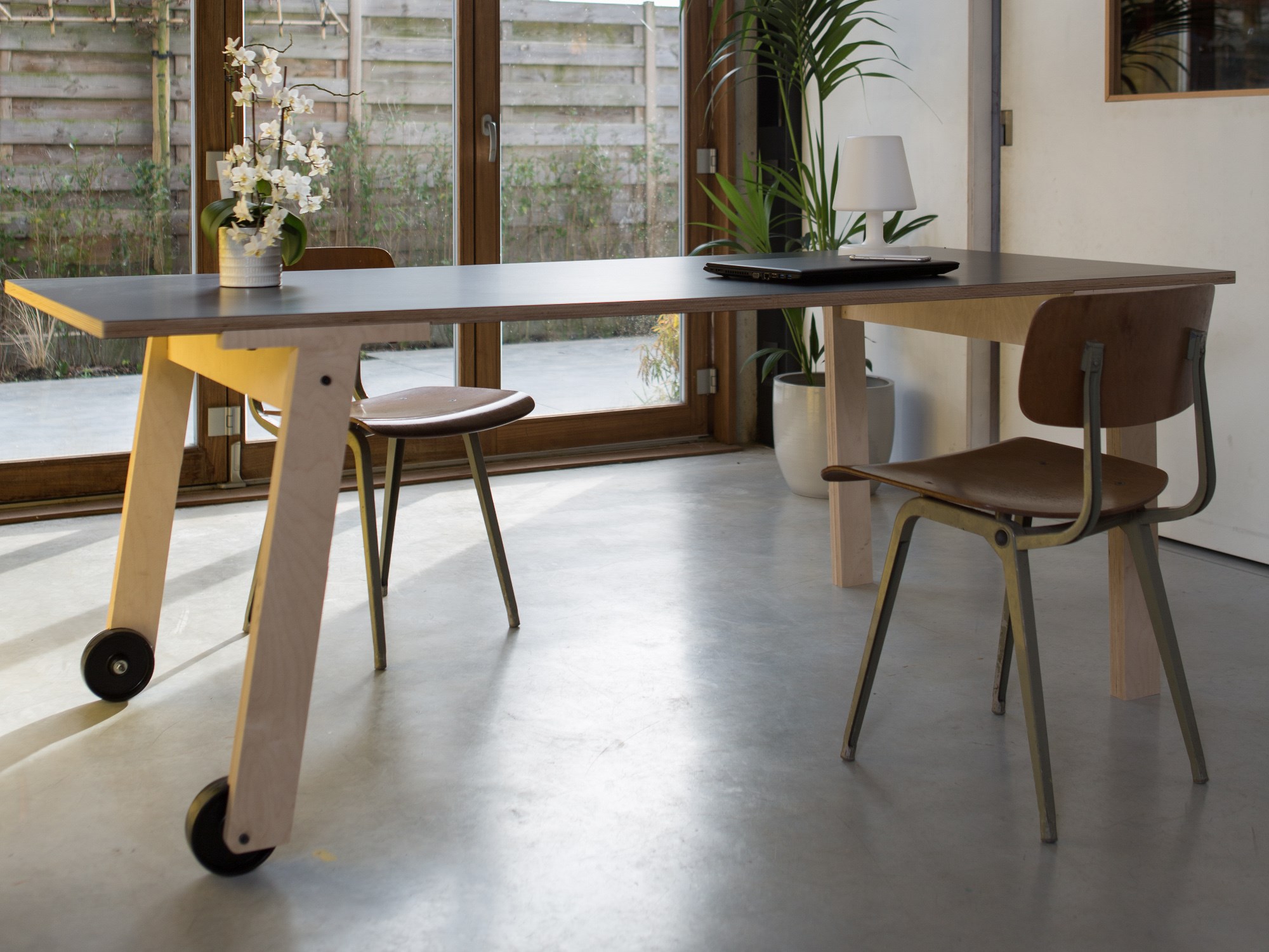 FLAT | Table with castors By rform