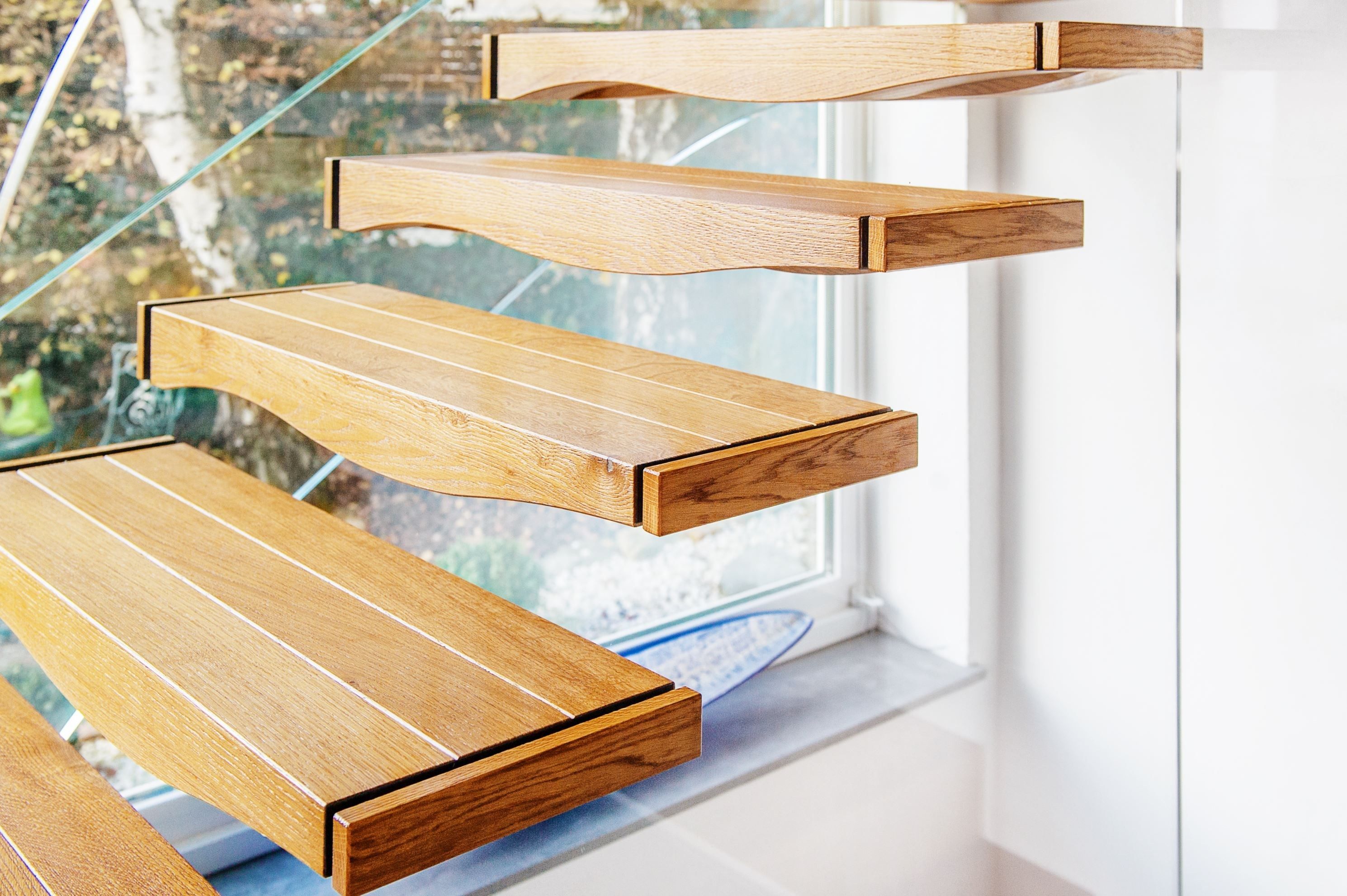 FLOATING WAVES | Cantilevered staircase By Siller Treppen